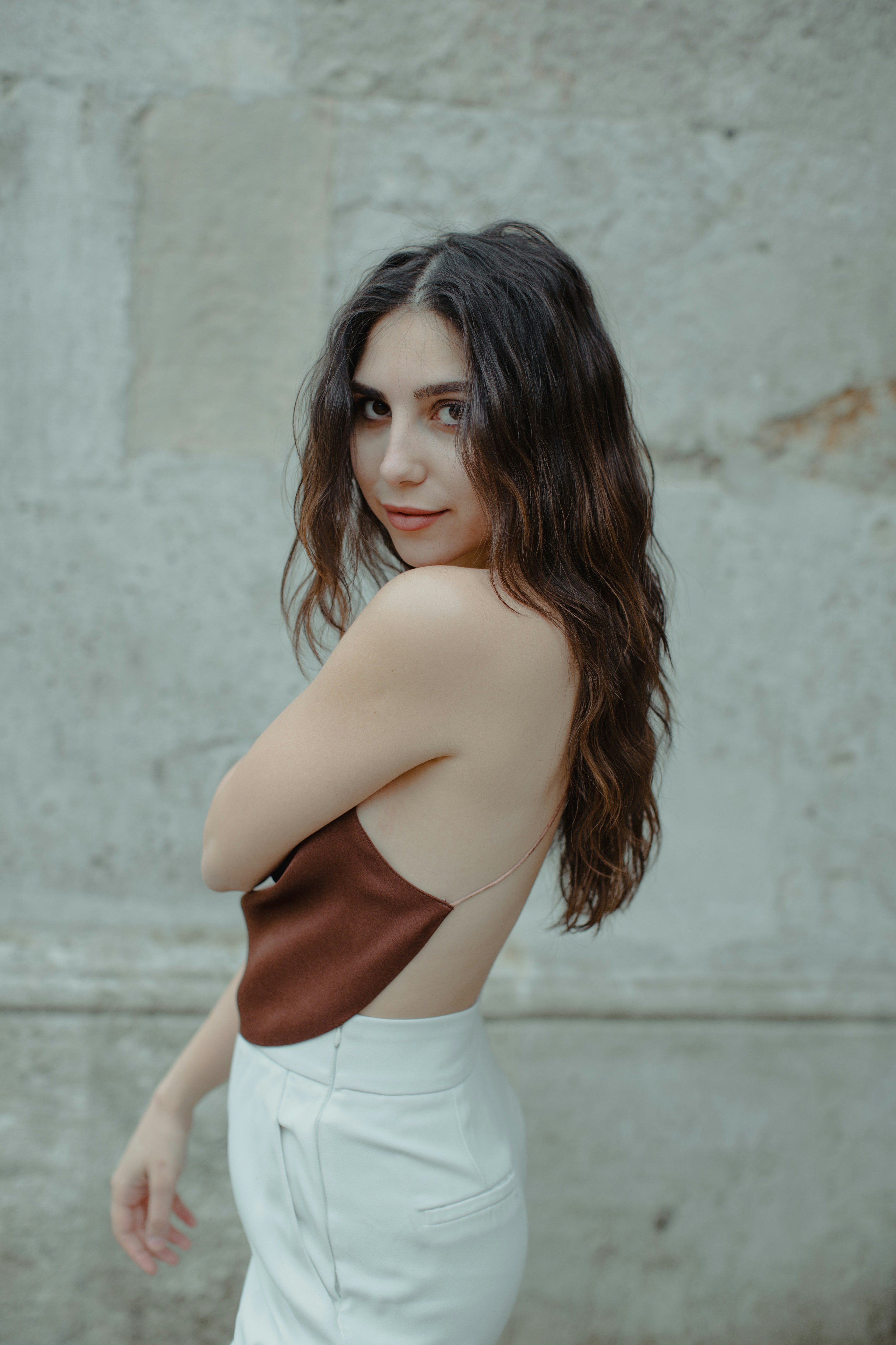 Foto Mujer con top de tubo blanco – Imagen Gris gratis en Unsplash