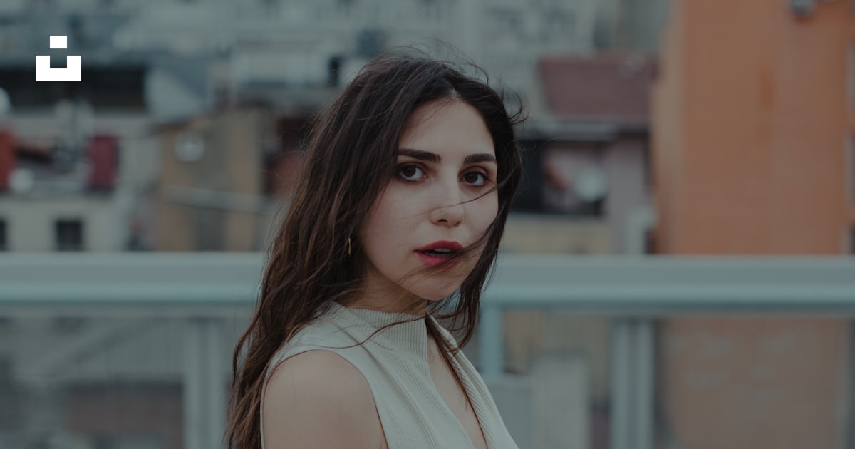 Foto Mujer Con Camiseta Blanca Y Falda Negra Sentada En Barandillas De