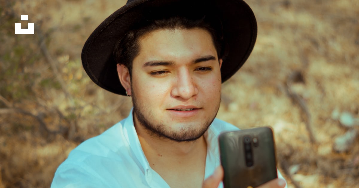 Hombre Con Camisa De Vestir Blanca Sosteniendo Un Teléfono Inteligente