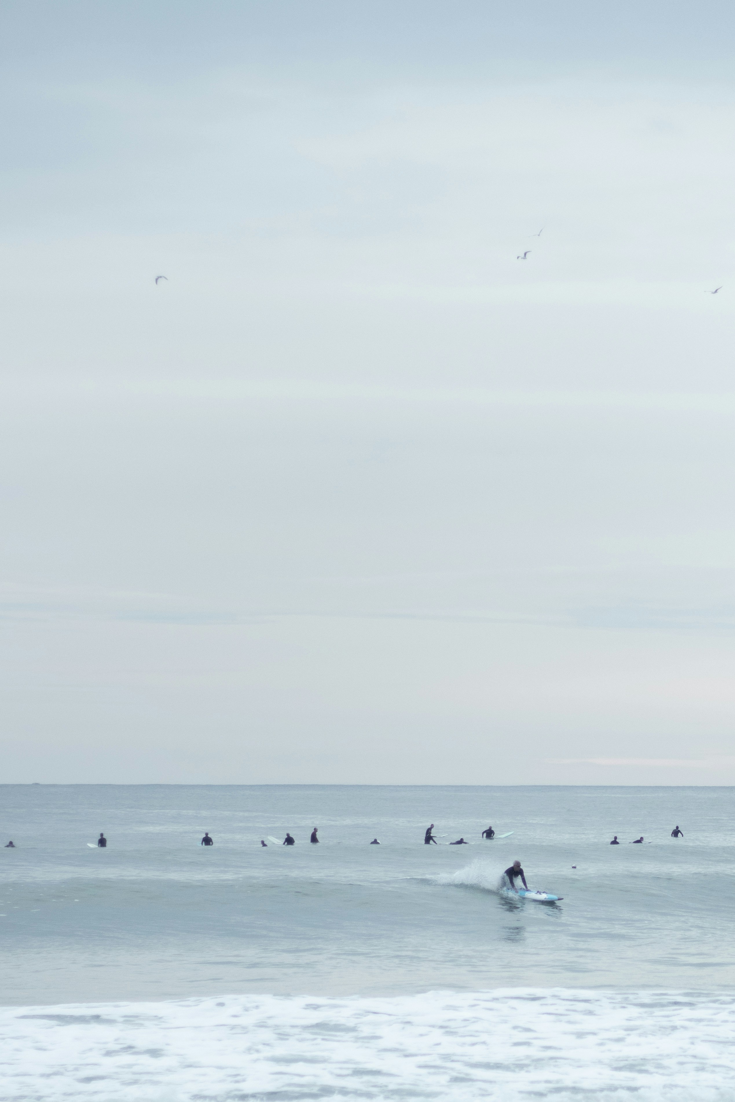 Foto Gente surfeando sobre las olas del mar durante el día – Imagen ...