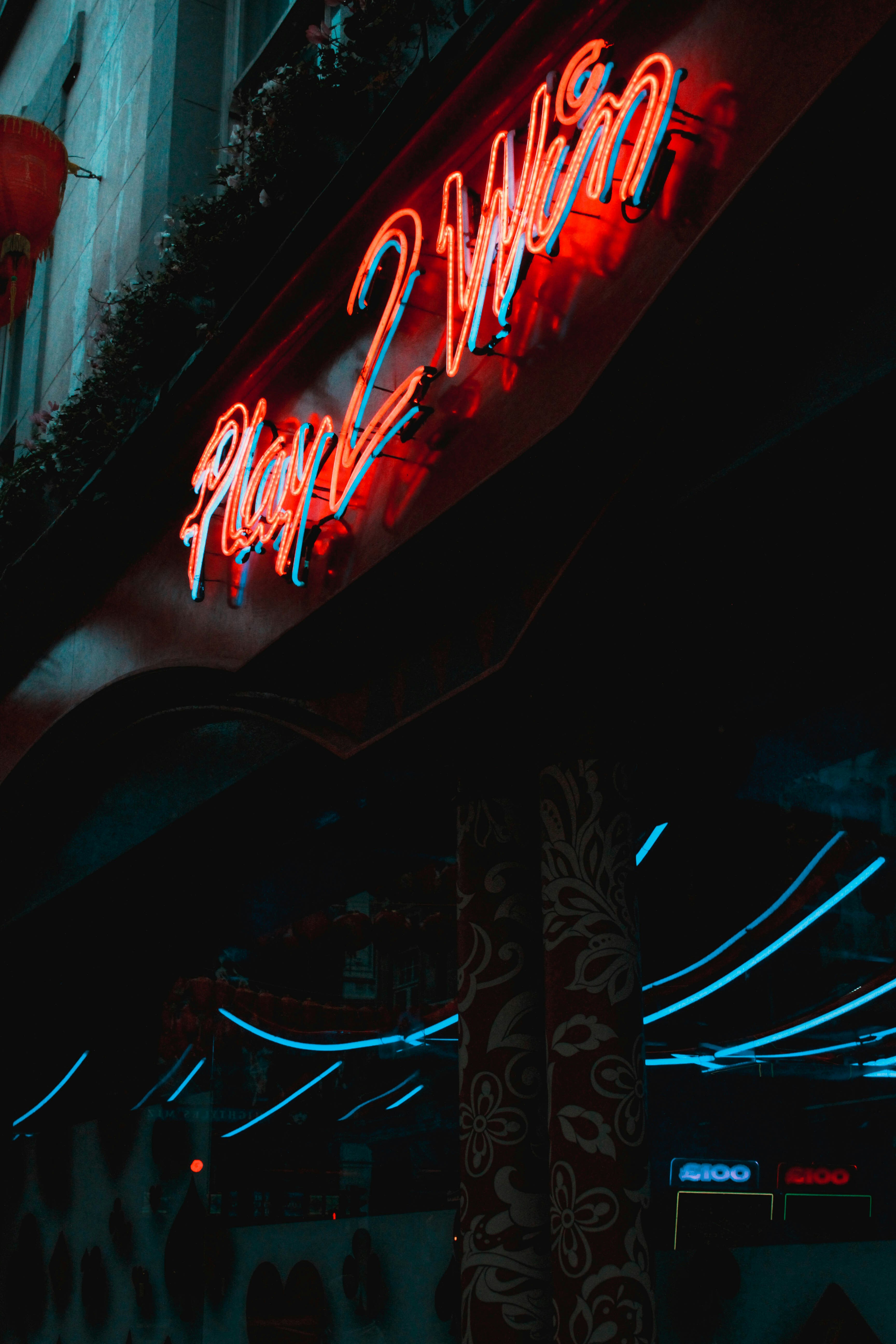 Señalización de luces de neón rojas y blancas foto – Imagen de Barrio ...