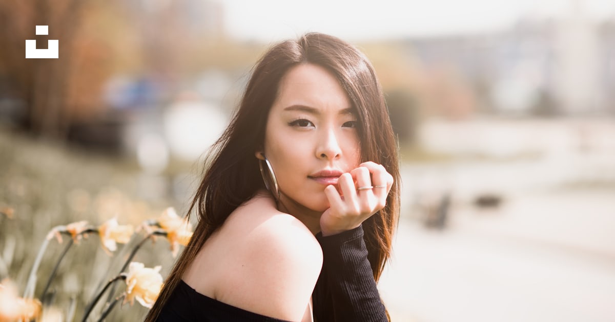 검은 탱크 탑과 회색 레깅스를 입은 여자가 낮 동안 푸른 잔디밭에 앉아 있다 사진 Unsplash의 무료 의복 이미지