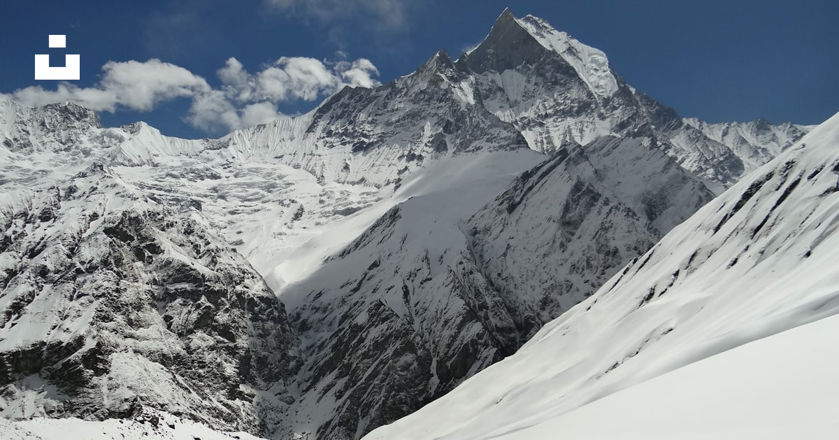 Montagne Couverte De Neige Sous Un Ciel Bleu Pendant La Journée Photo