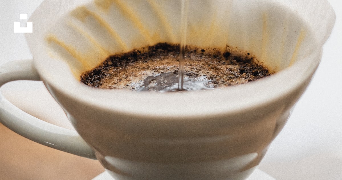 Tasse En Céramique Blanche Avec Liquide Brun Photo Photo Goutte