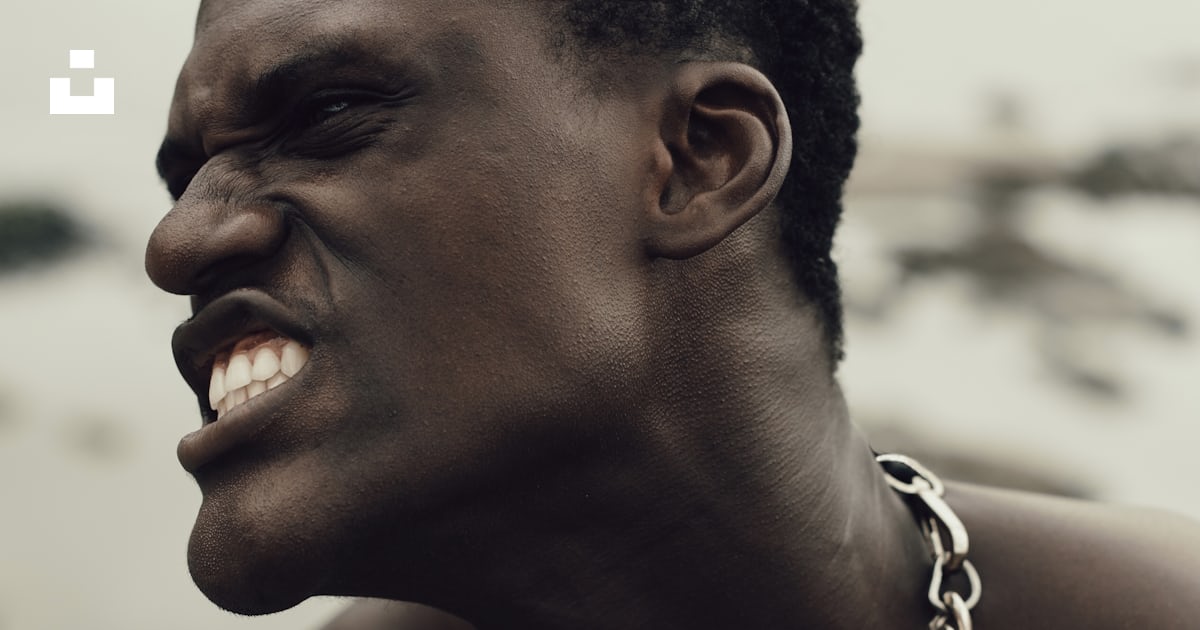 Homme Aux Seins Nus Avec Collier Chaîne En Argent Photo Image