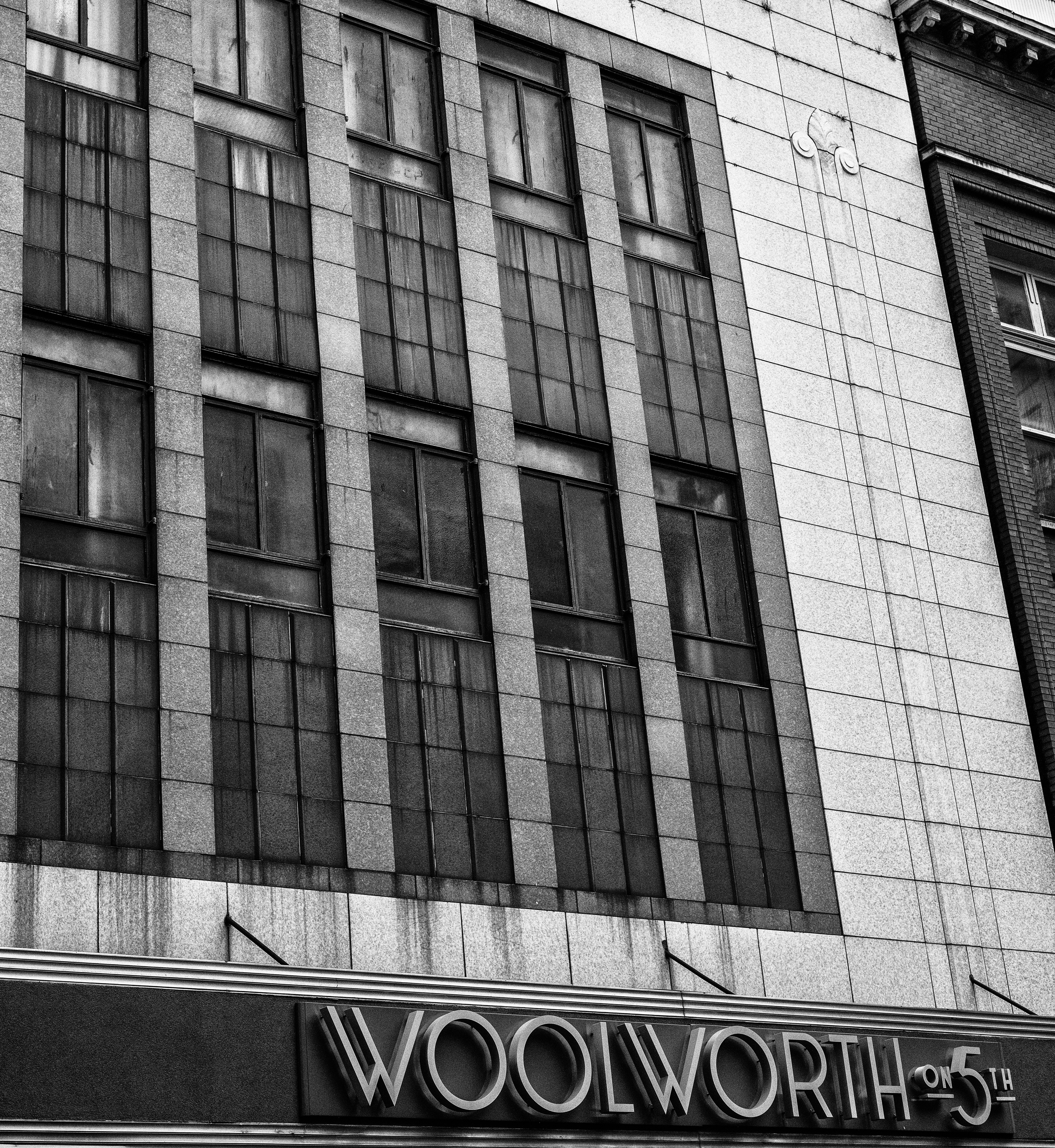 a black and white photo of the woolworth building