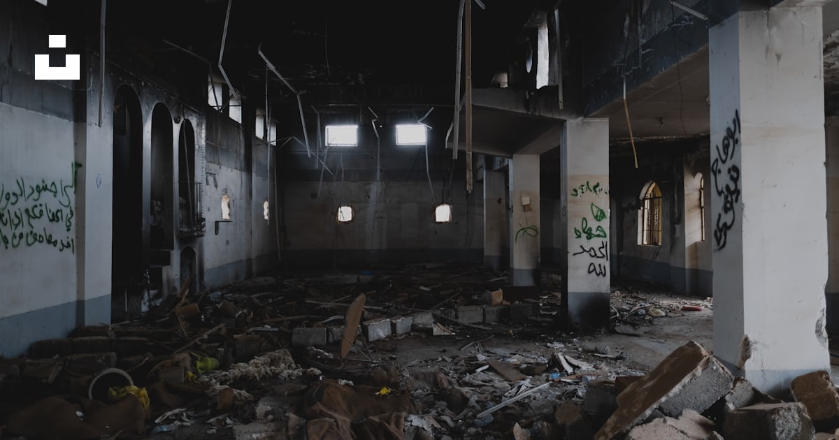 夜間の白と灰色のコンクリートの建物の写真 Unsplashのシンジャールの無料画像