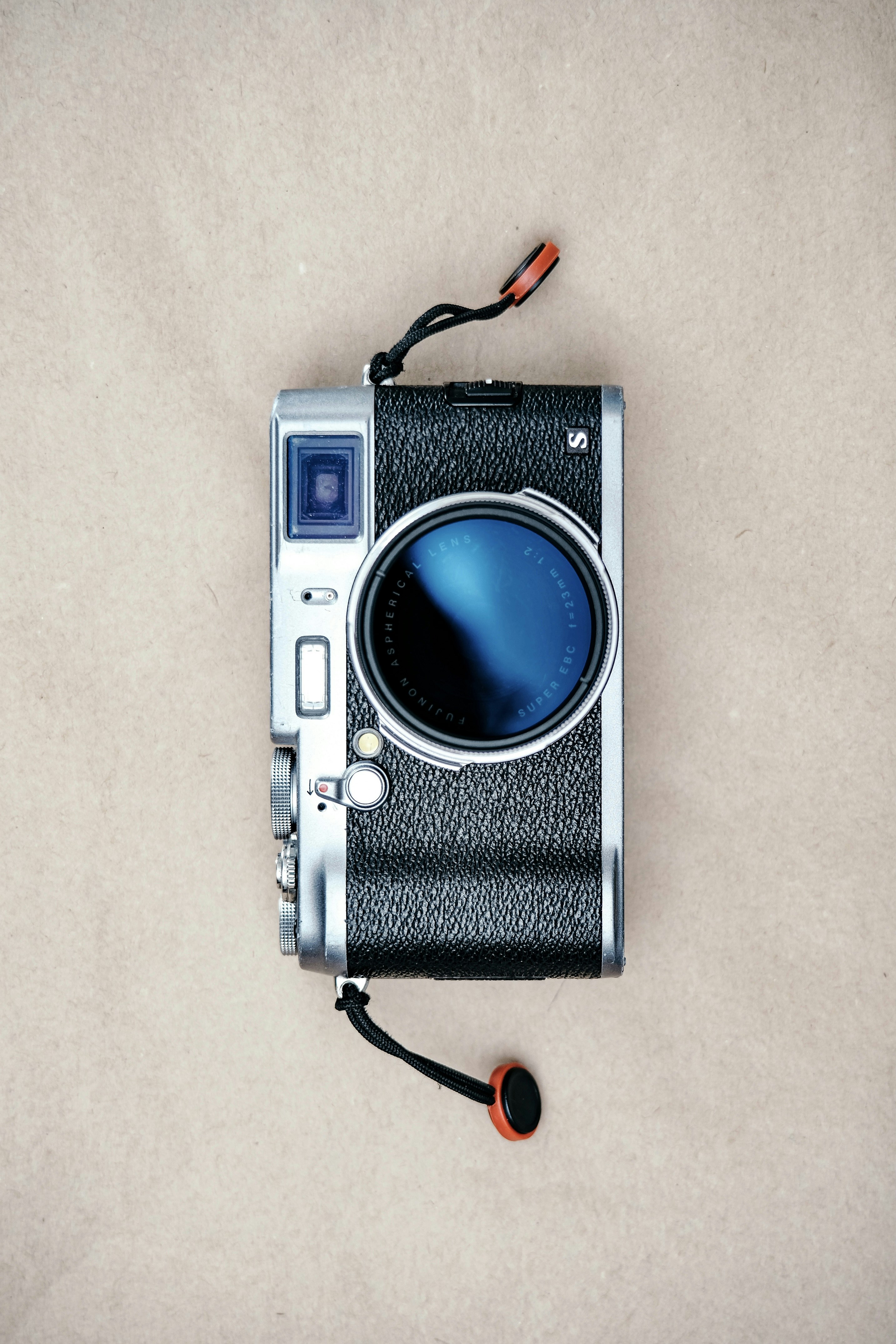 Vintage Lens in Focus: A Retro Rangefinder Stands Center Stage