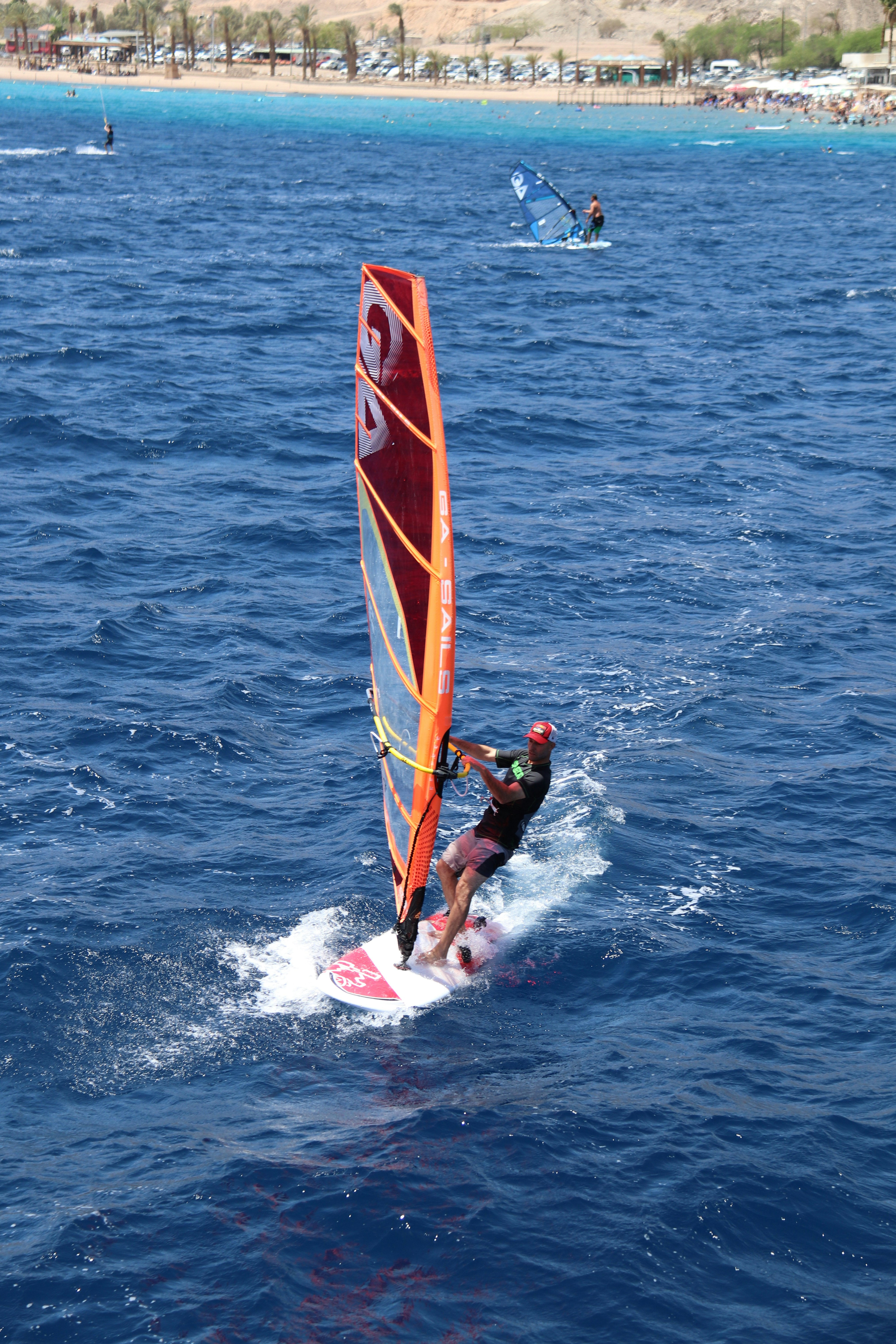 Foto Hombre surfeando en el mar azul durante el día – Imagen ישראל ...