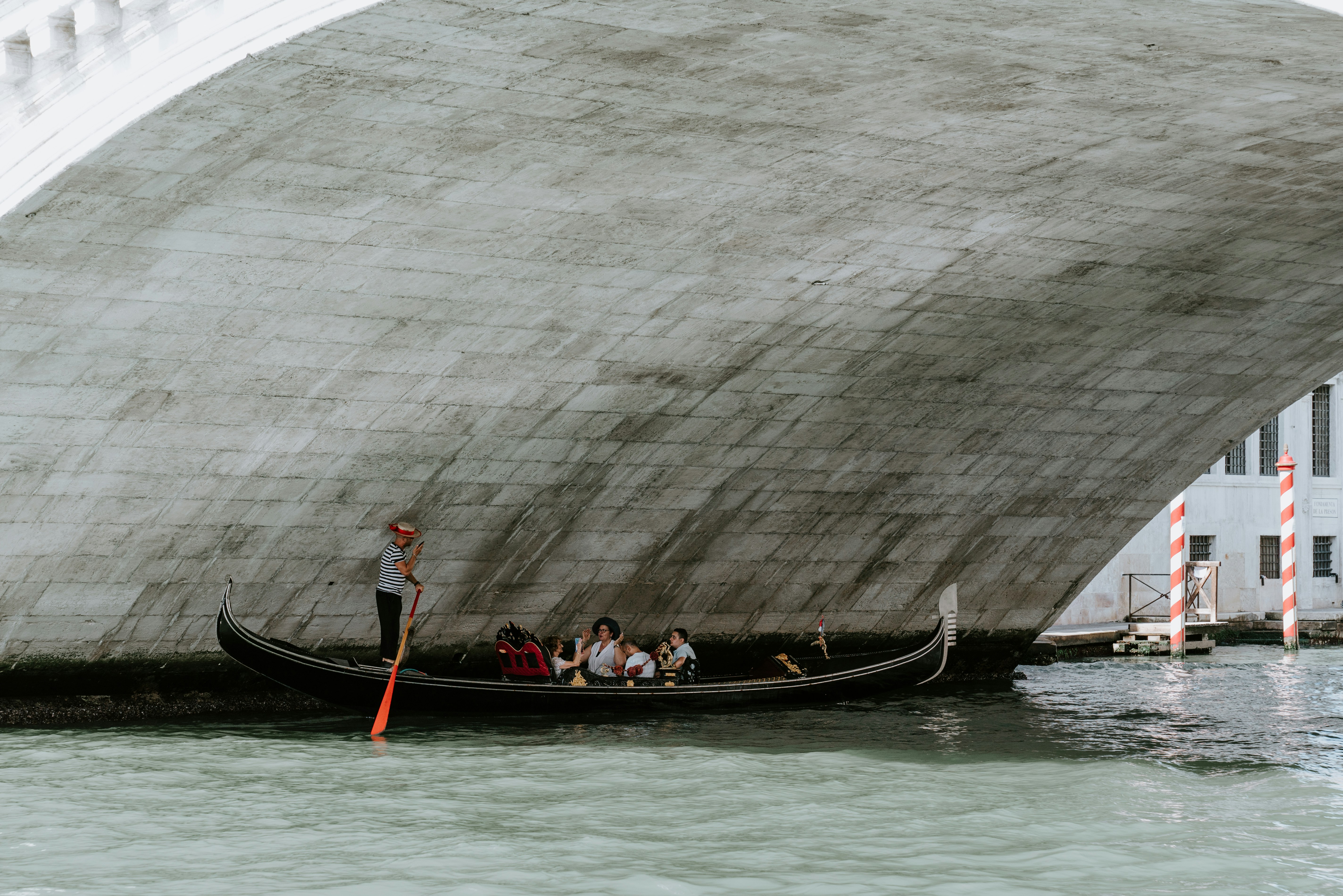 Foto Personas que viajan en barco durante el día – Imagen Venedig ...