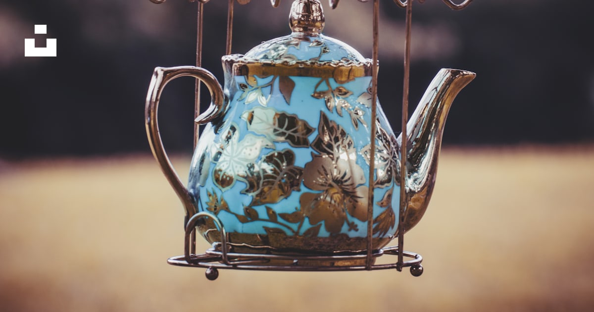 Théière En Céramique Florale Bleue Et Blanche Sur Table En Bois Marron