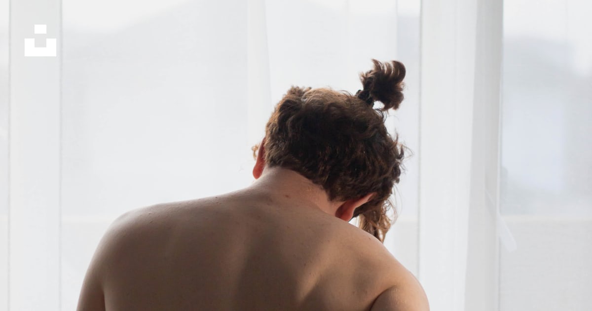 Femme Aux Seins Nus Debout Près De La Fenêtre Photo Image Gratuite De