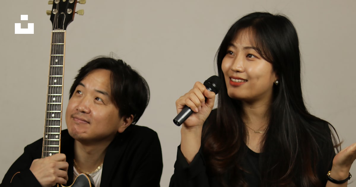 갈색 어쿠스틱 기타를 들고 있는 검은색 긴팔 셔츠를 입은 여자 사진 Unsplash의 무료 아림 이미지