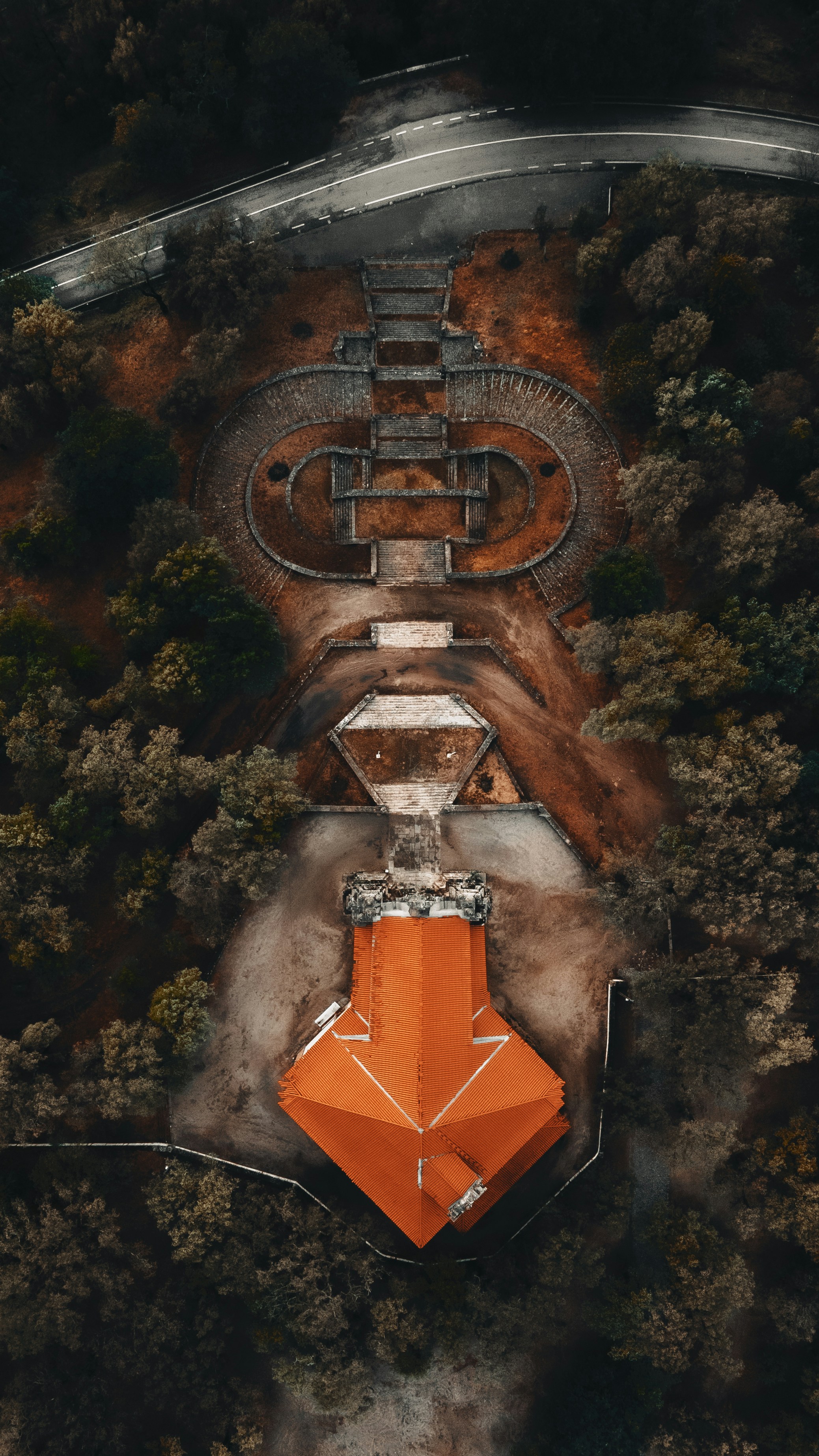 Vue aérienne de la croix orange et marron au milieu de la forêt photo ...