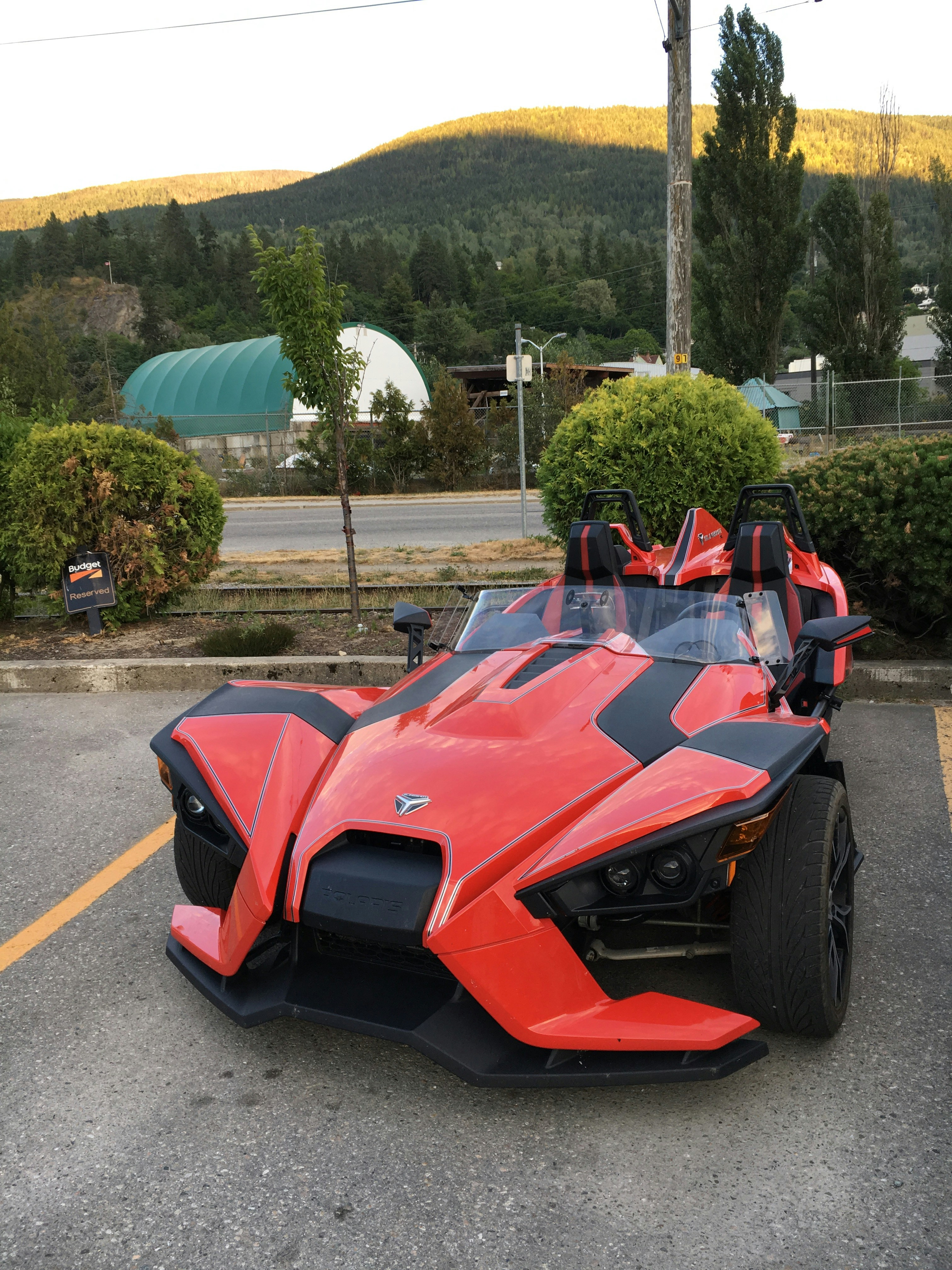 Lamborghini Aventador rouge et noire sur la route pendant la journée ...