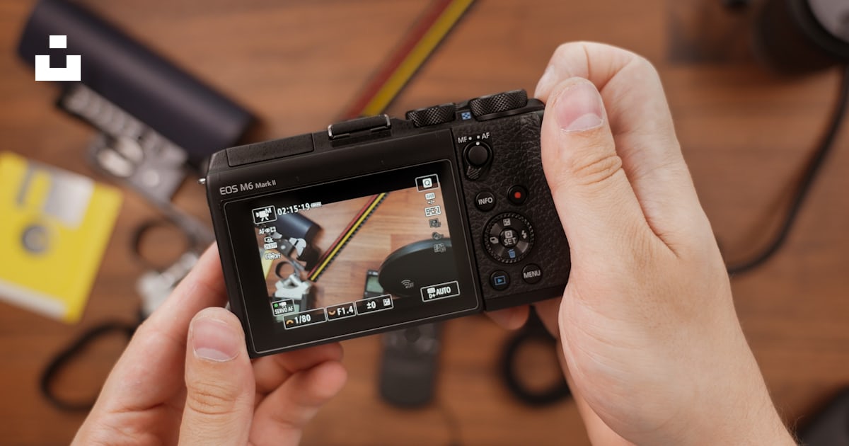 검은 색 재킷을 입은 사람을 보여주는 검은 소니 Dslr 카메라 사진 Unsplash의 무료 사진기 이미지