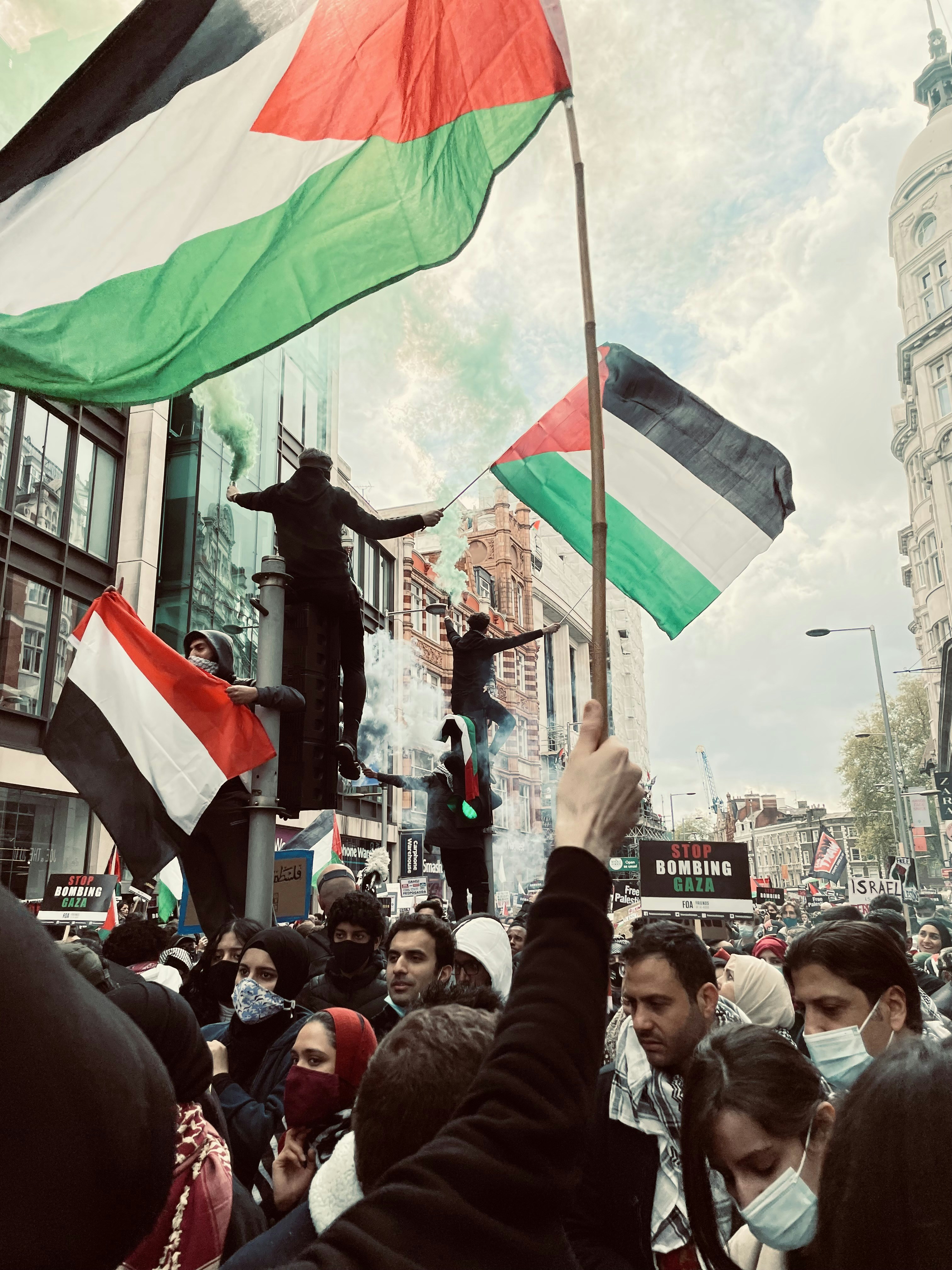Foto Personas con banderas durante el día – Imagen Persona gratis en ...