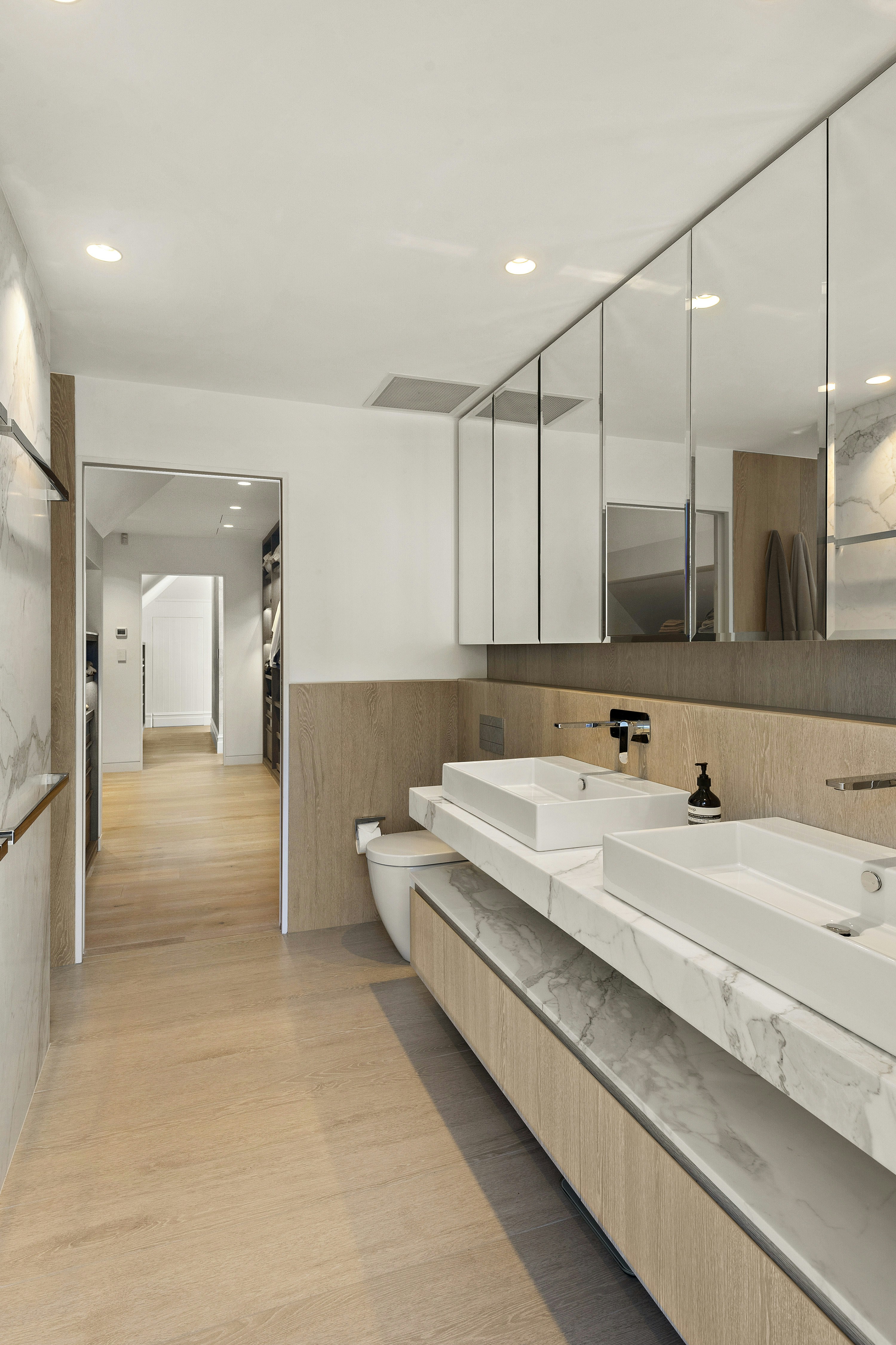Modern bathroom with a double vanity and long mirror. photo – Free ...