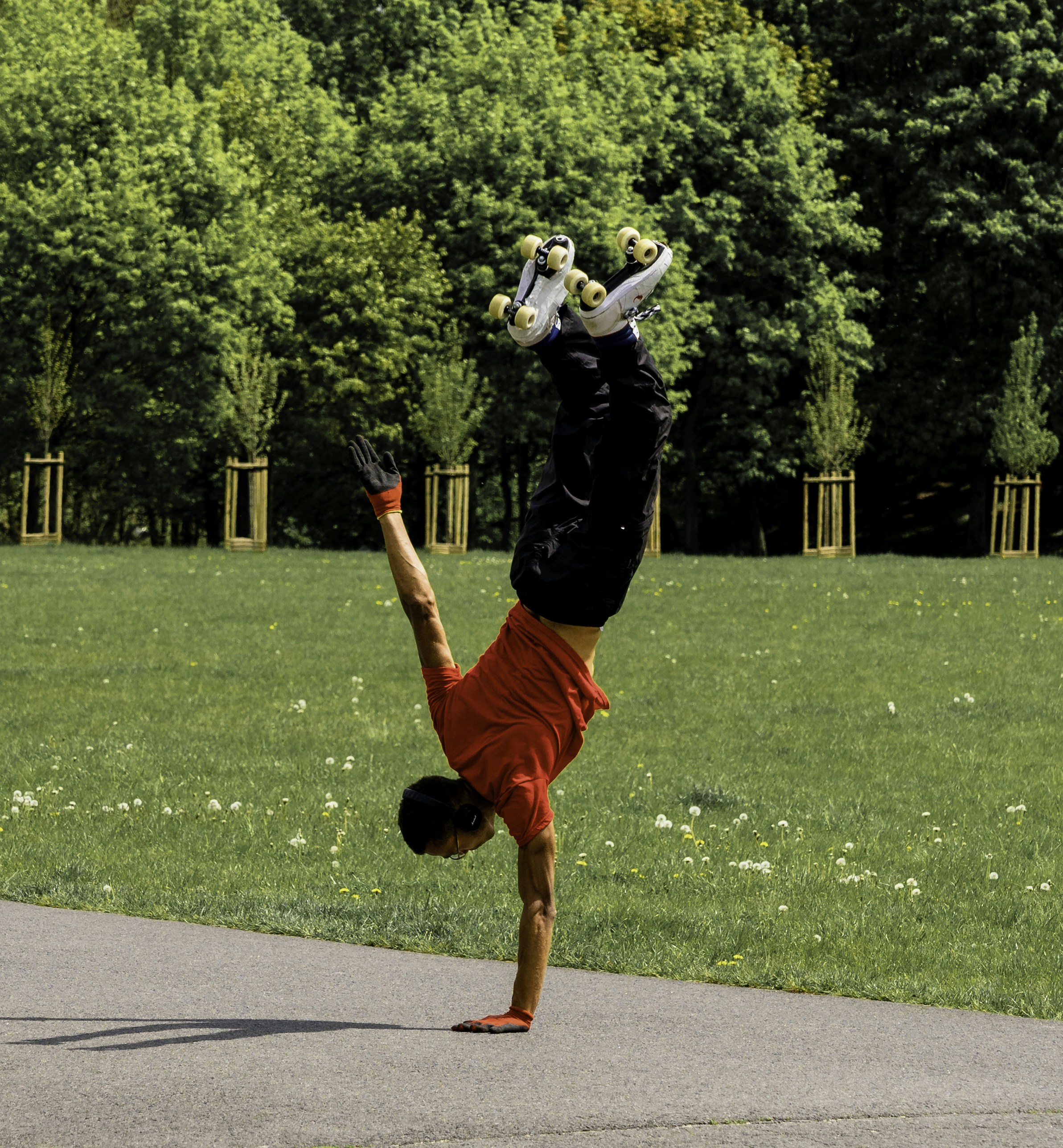 Parkside Handstand: Dynamic One-Hand Balance on Inline Skates