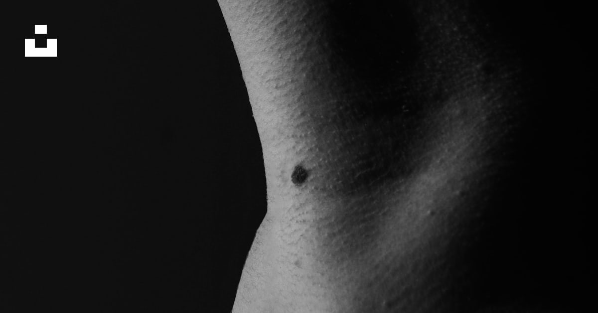 Photo En Niveaux De Gris Dun Homme Aux Seins Nus Photo Image