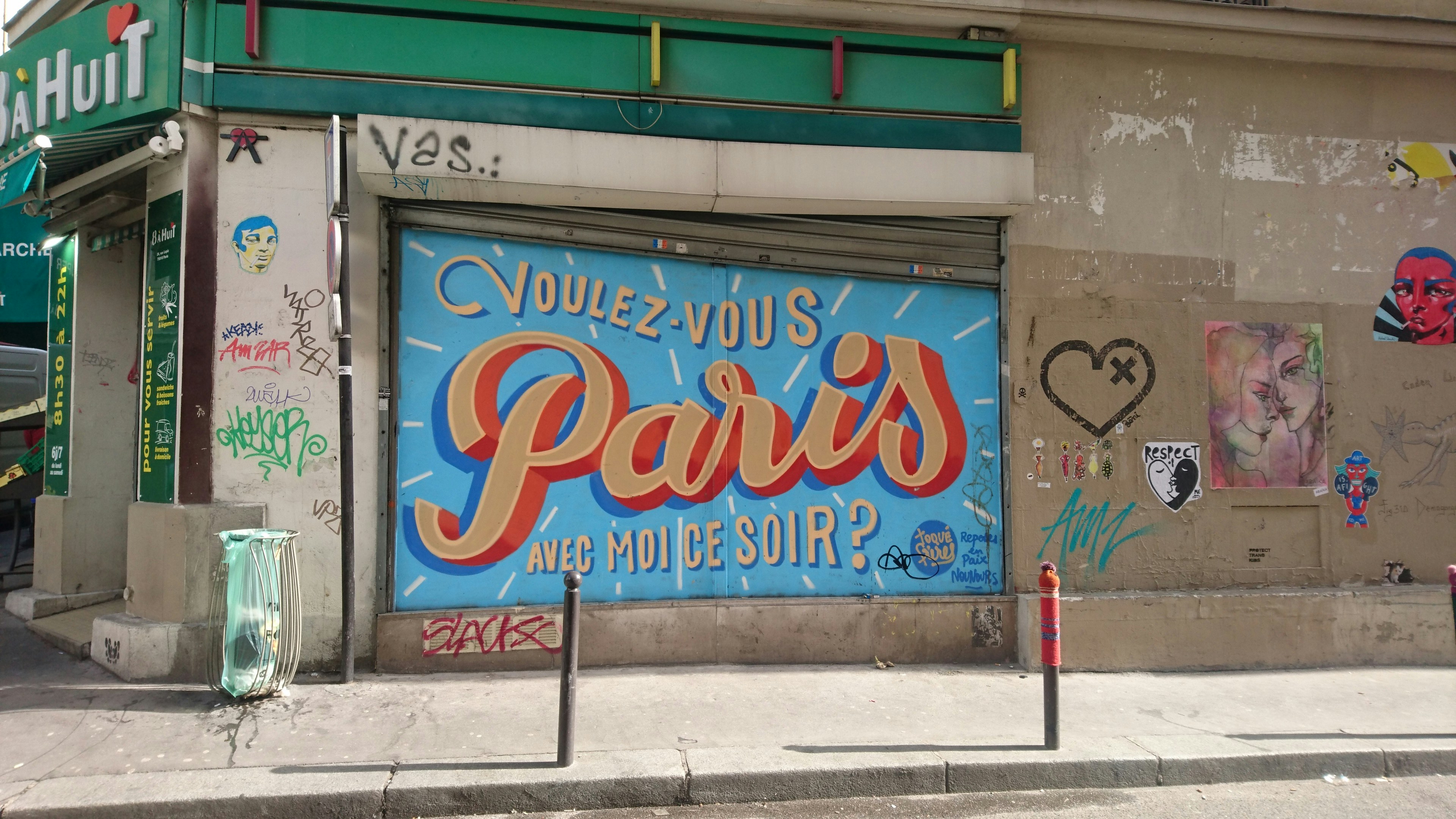 Vibrant mural inviting passersby to enjoy an evening in Paris, adorned with colorful graffiti and urban art elements.
