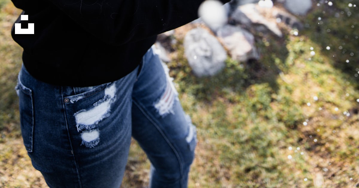 Femme En Veste Noire Tenant Une Tasse En Céramique Blanche Photo