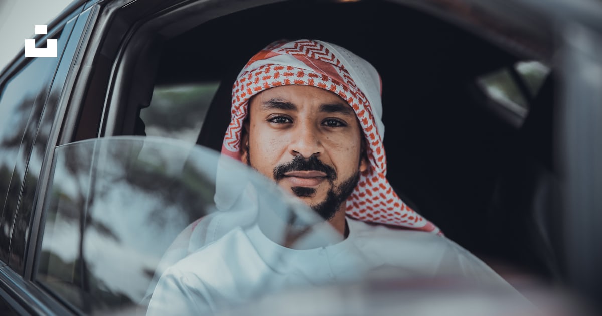 車内で赤と白のヒジャーブをかぶった白い長袖シャツを着た男の写真 Unsplashの無料アディスアベバ写真