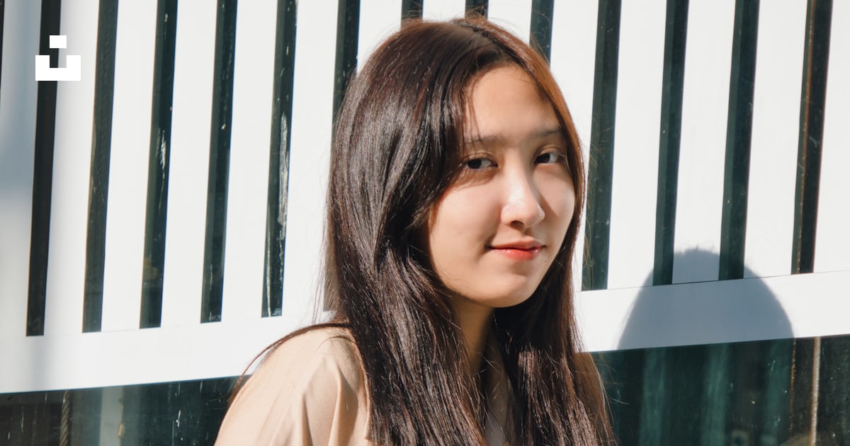 흰색 나무 울타리 근처에 서 있는 갈색 드레스를 입은 여자 사진 Unsplash의 무료 의복 이미지
