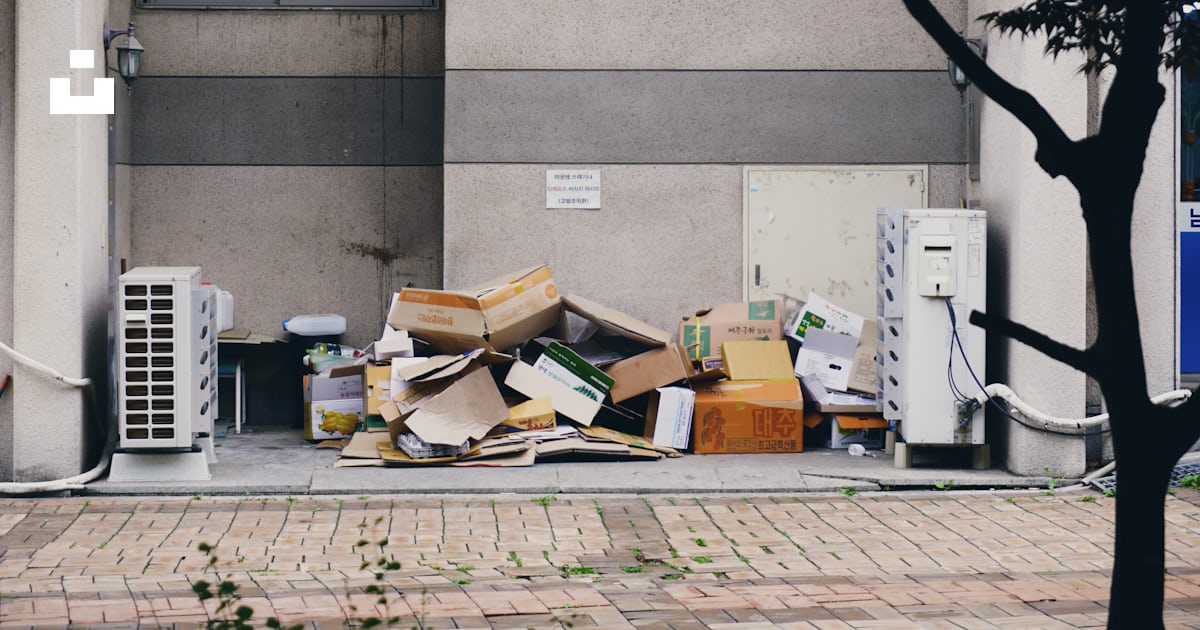 灰色のコンクリートの床に茶色の段ボール箱の写真 Unsplashの無料歩道写真