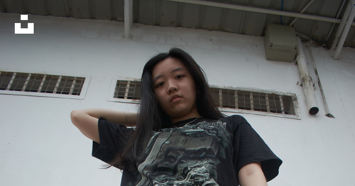 黒のクルーネックtシャツと緑の迷彩柄のズボンを着た女性の写真 Unsplashの肖像 画の無料画像