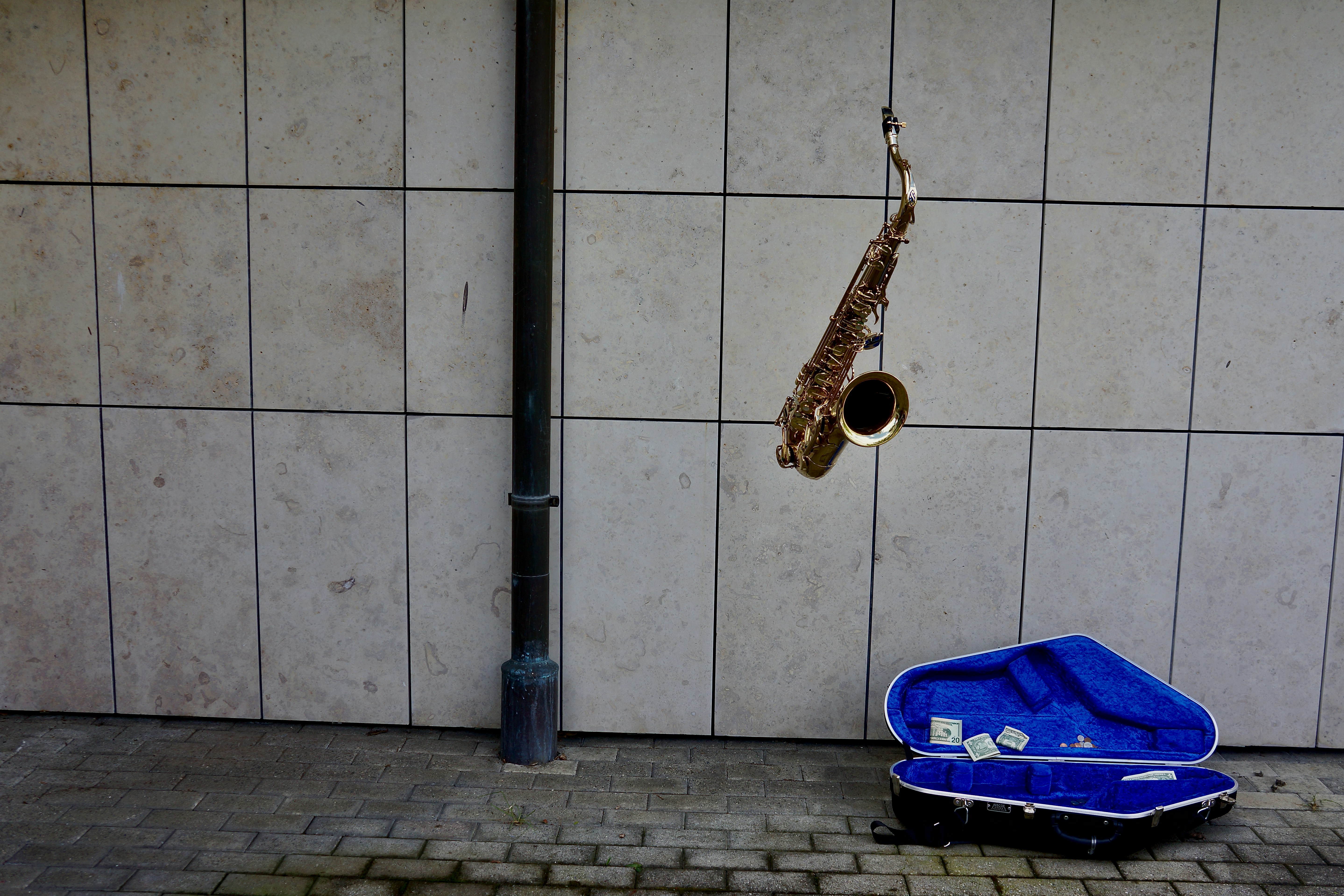Saxophone Swing: A Free-Hallen Note by the Wall