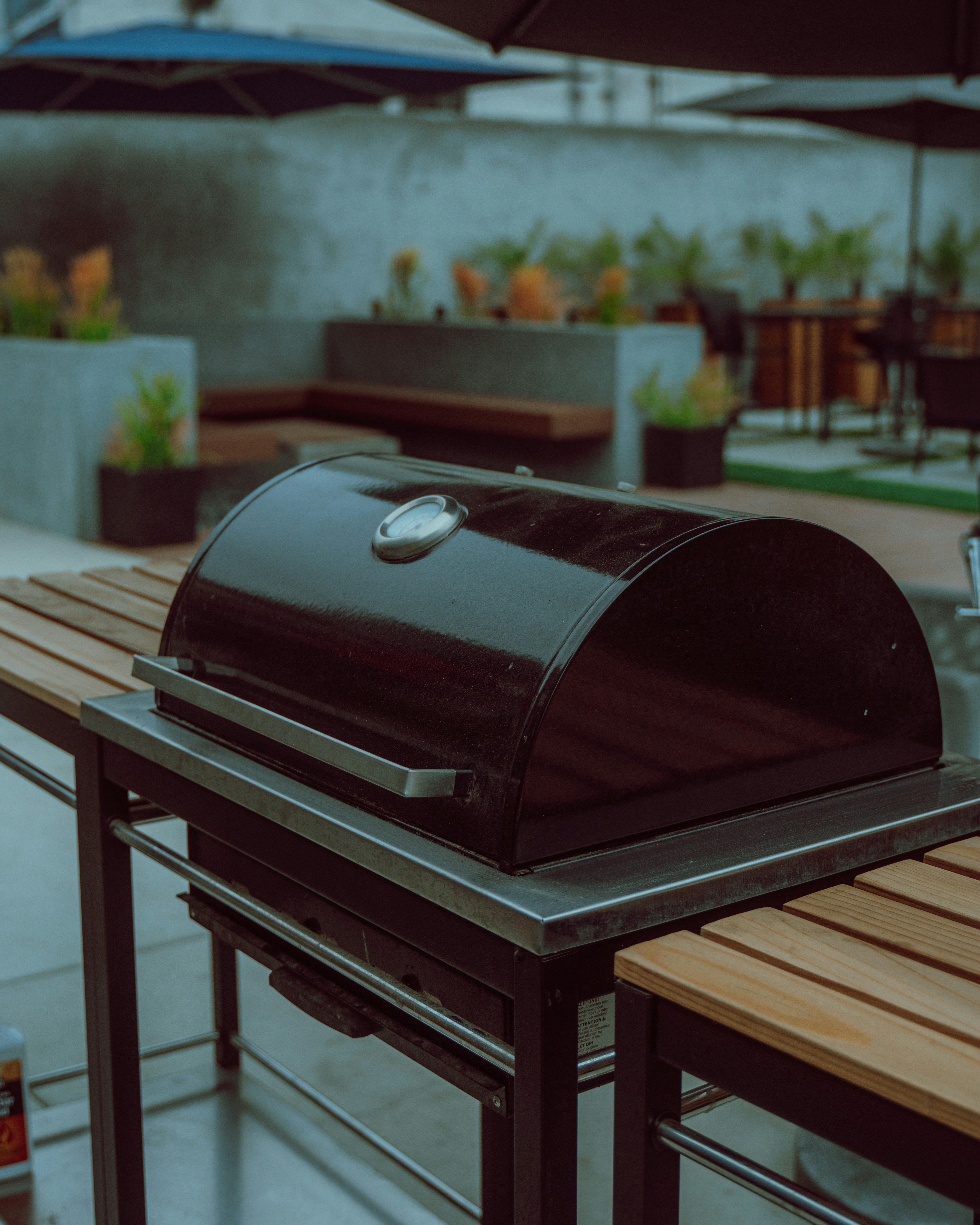 Outdoor Grill Spotlight: The Barbecue Bar Concept with a Steel Dome