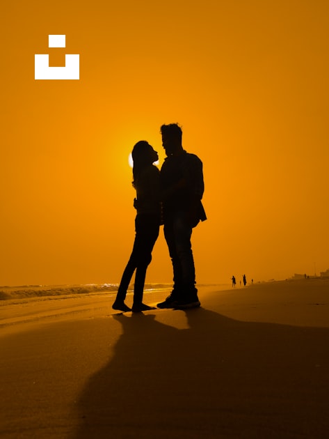 Foto Silueta De Hombre Y Mujer Besándose Al Atardecer Imagen Puesta