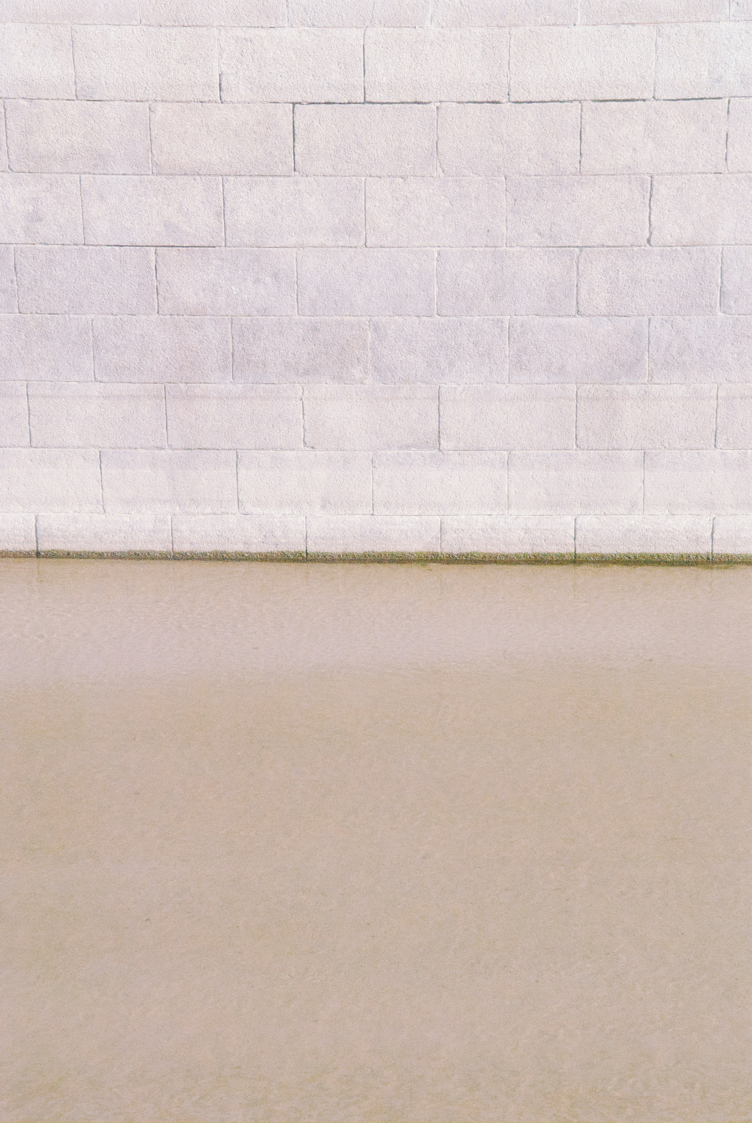 Between Blocks and Boundary: A Quiet Minimalist Study