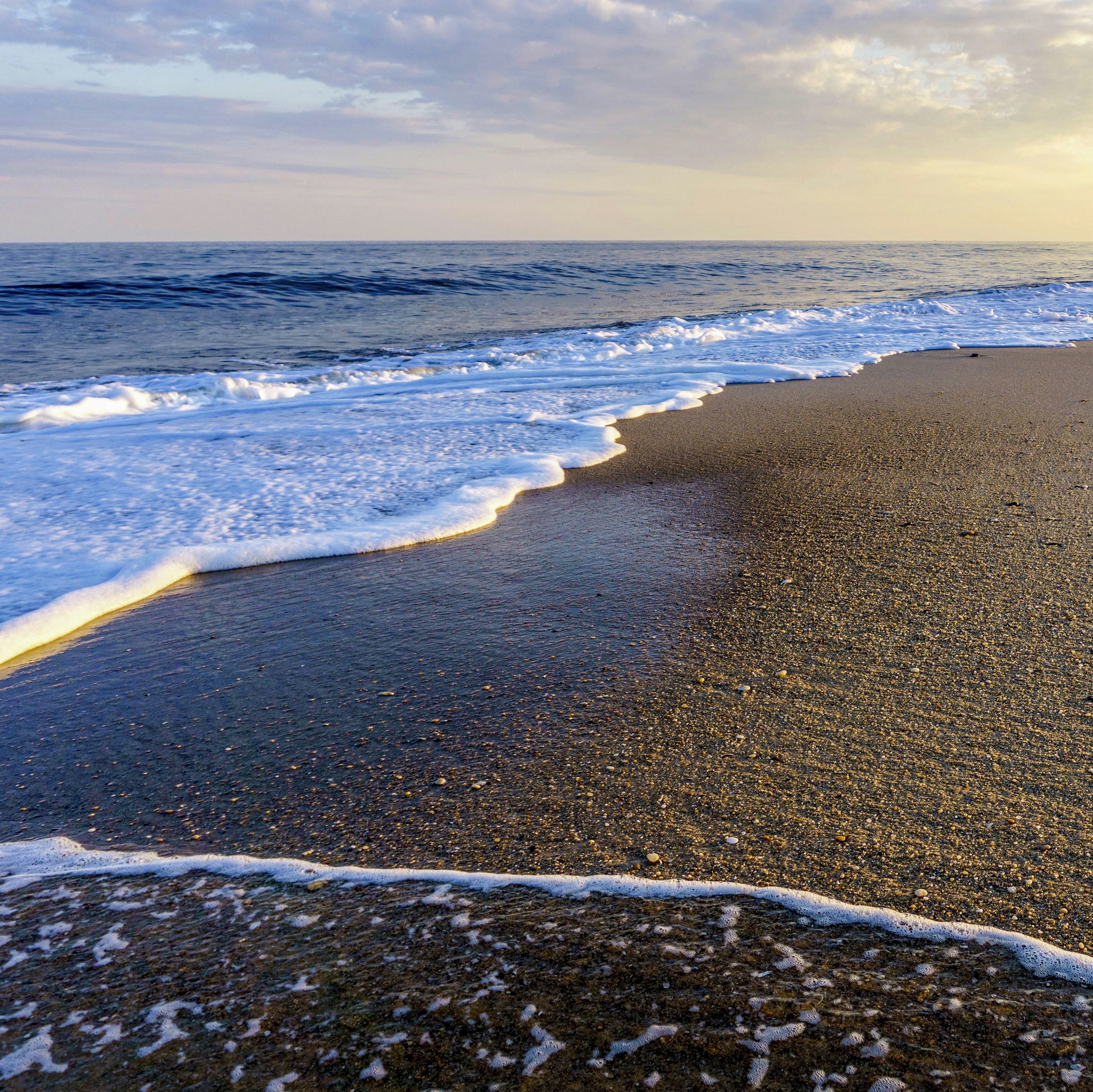 Foto Olas del mar rompiendo en la costa durante el día – Imagen Nueva ...