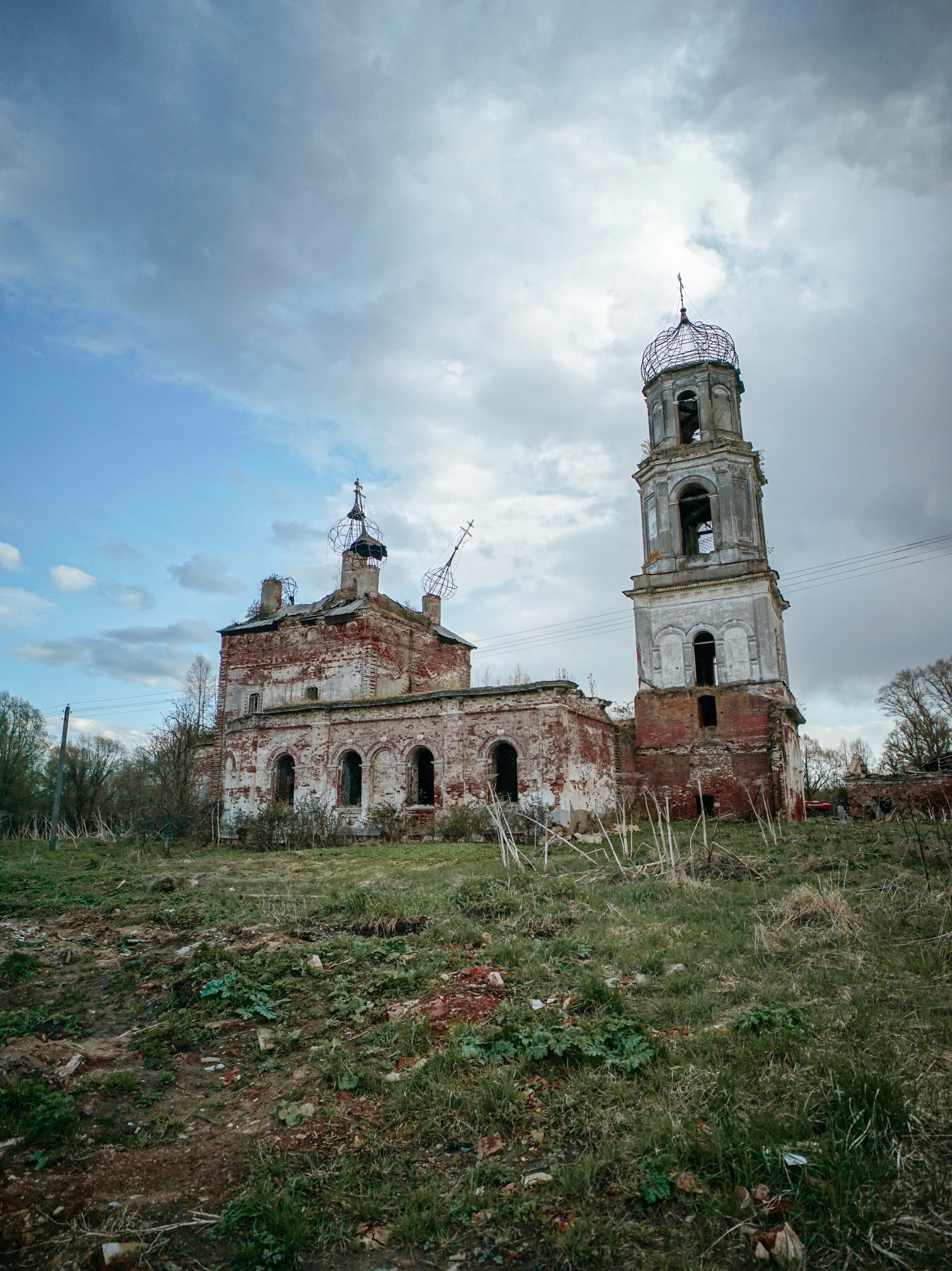 Abandoned church in Russia | brown and white concrete church under blue sky during daytime