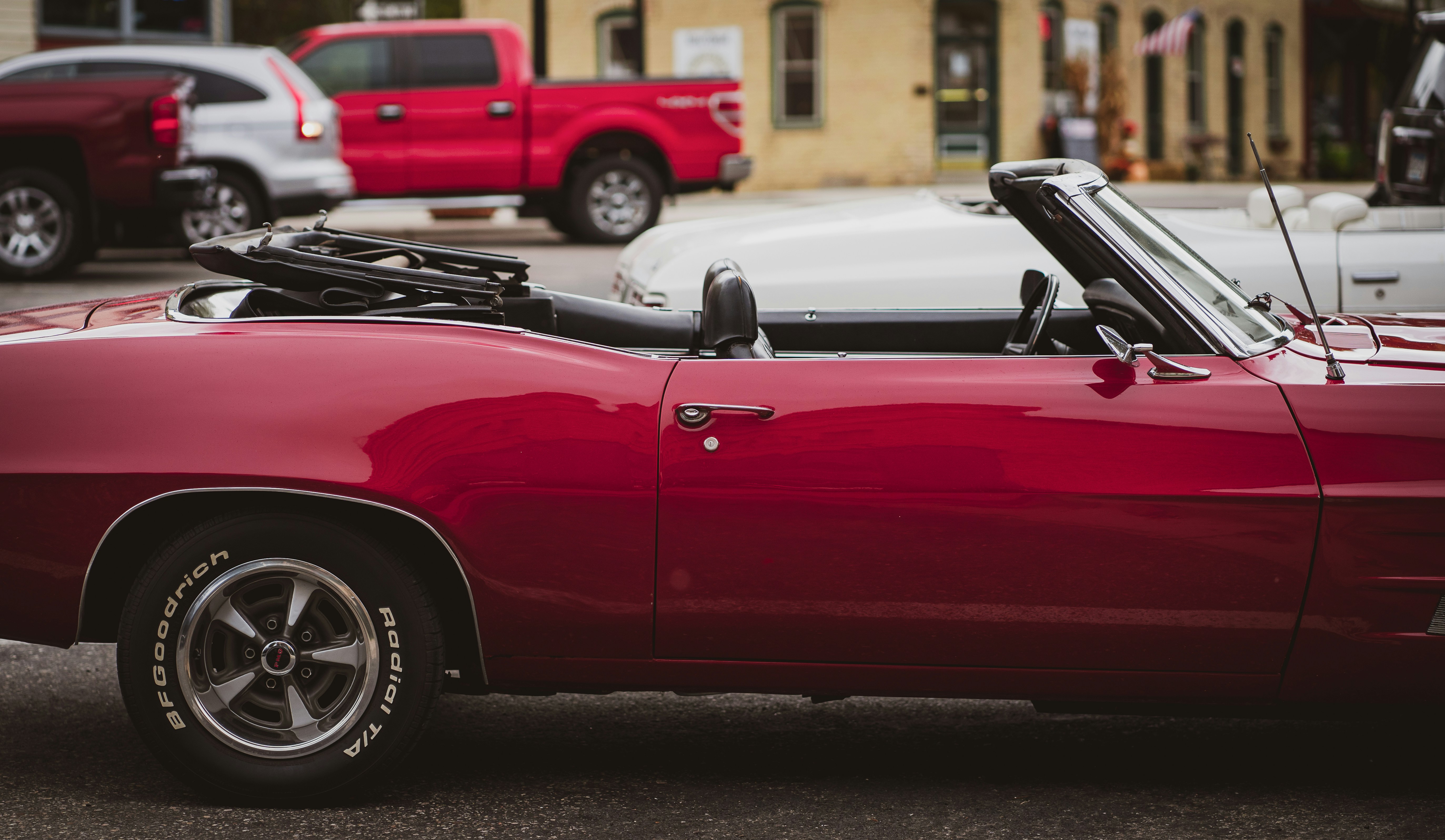 Foto Coche descapotable rojo en la carretera durante el día – Imagen ...