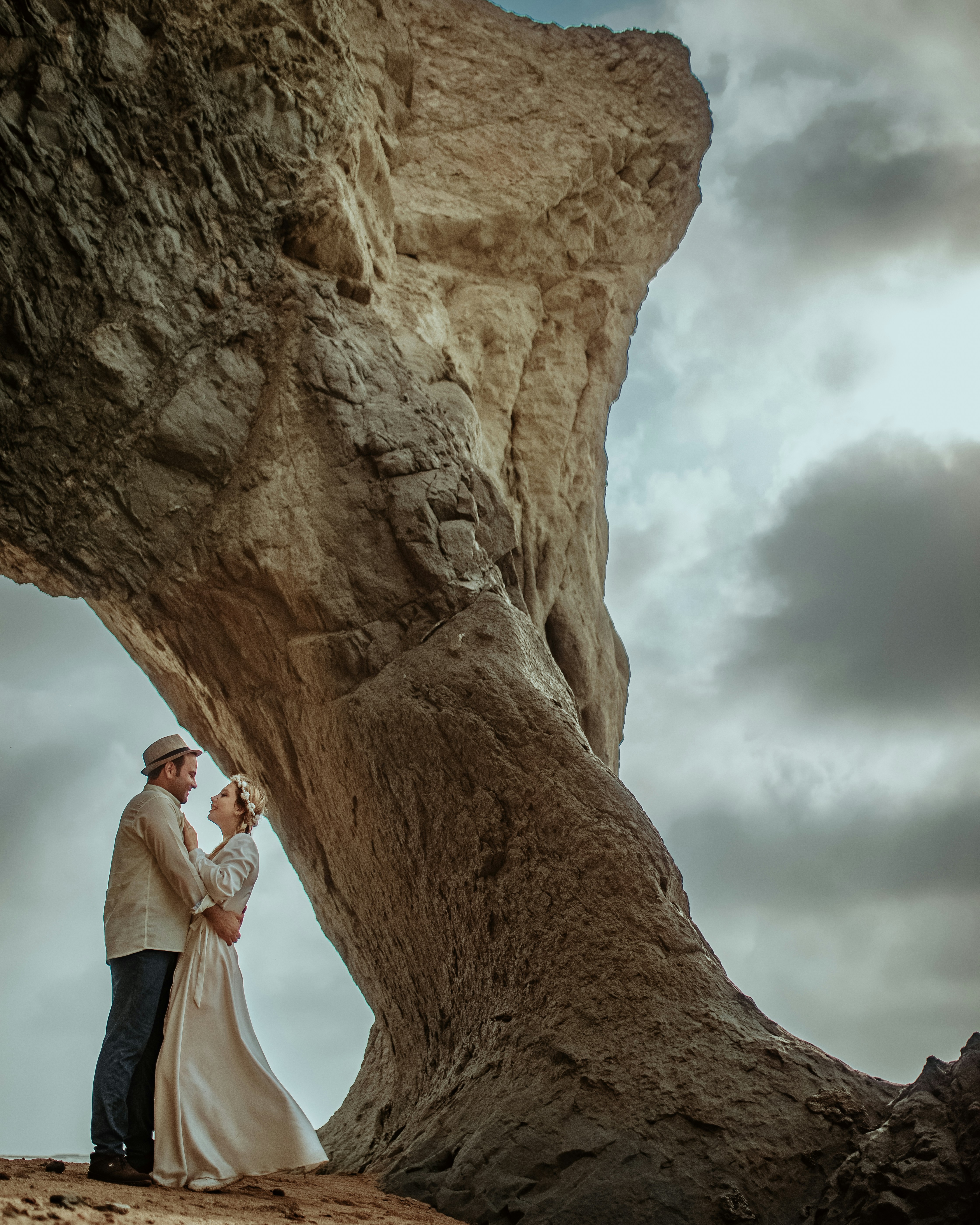 Foto Hombre y mujer besándose en la formación de roca marrón durante el ...