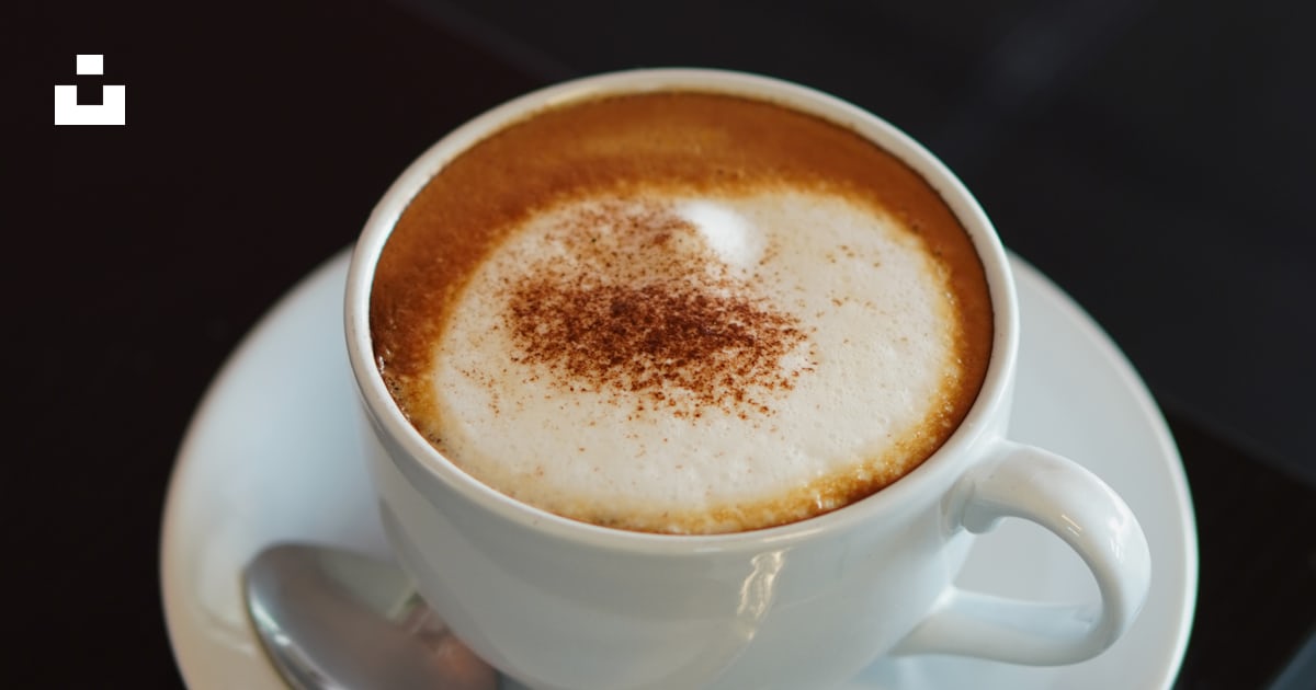 Tasse En Céramique Blanche Avec Liquide Brun à Lintérieur Photo