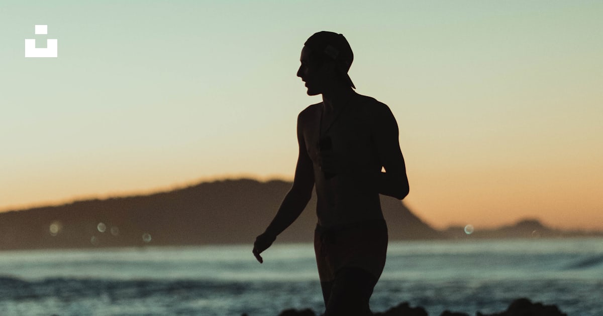 Foto Silueta De Hombre Estar De Pie En Playa Durante Ocaso