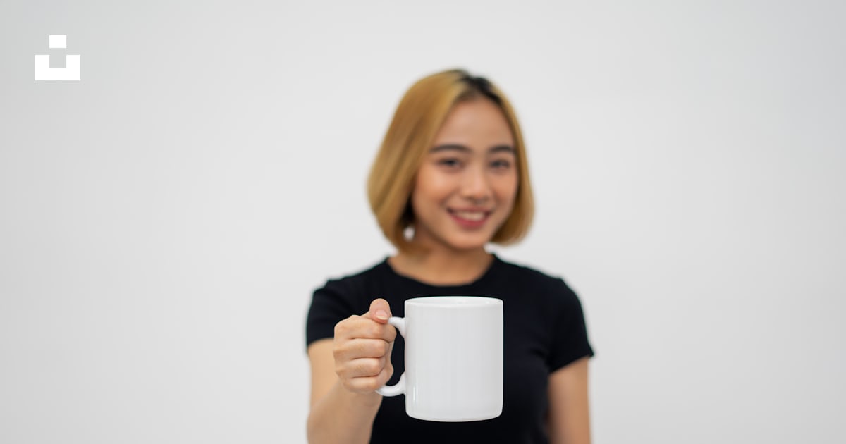 Femme En T Shirt à Col Rond Noir Tenant Une Tasse En Céramique Blanche