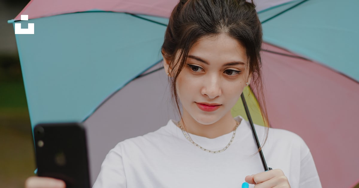 흰색 크루넥 티셔츠를 입은 여자 검은 스마트폰을 들고 사진 Unsplash의 무료 사람의 이미지