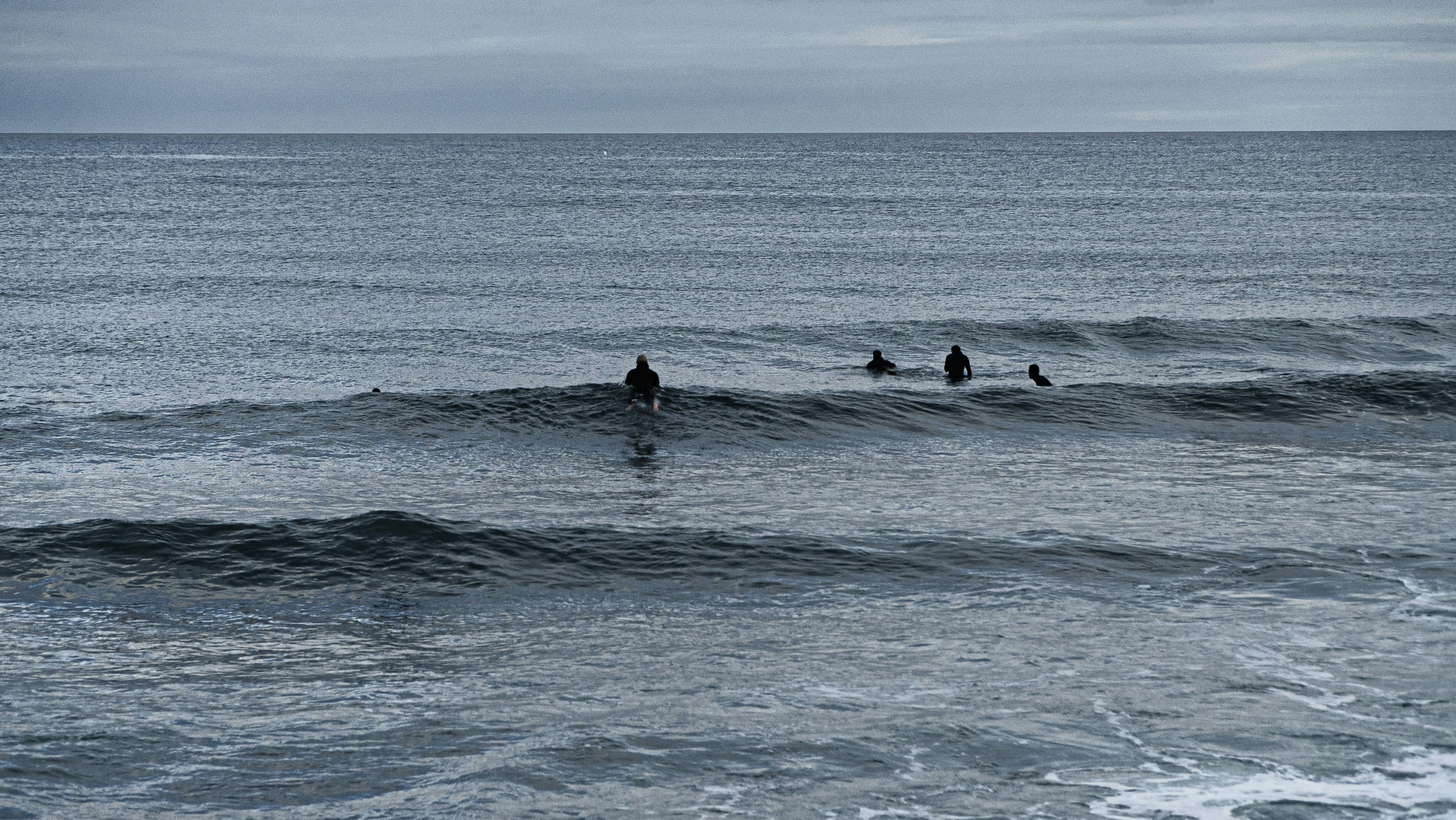 Foto Gente surfeando en el mar durante el día – Imagen Mar gratis en ...