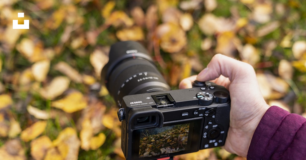 검은 Dslr 카메라를 들고있는 사람 사진 Unsplash의 무료 바사 이미지