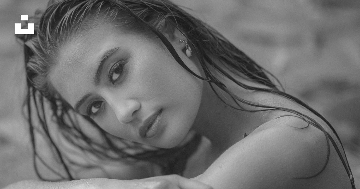 Photo En Niveaux De Gris Dune Femme Aux Seins Nus Photo Photo Humain