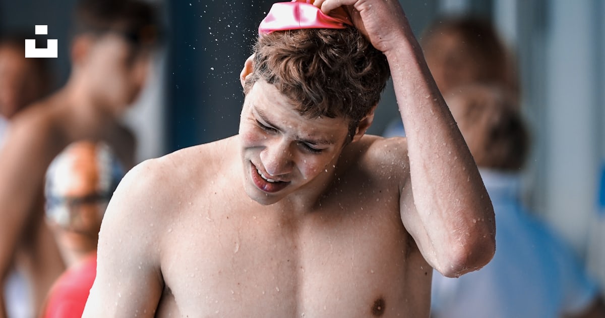 Homme Aux Seins Nus Avec Un élastique à Cheveux Rose Tenant Un Gobelet