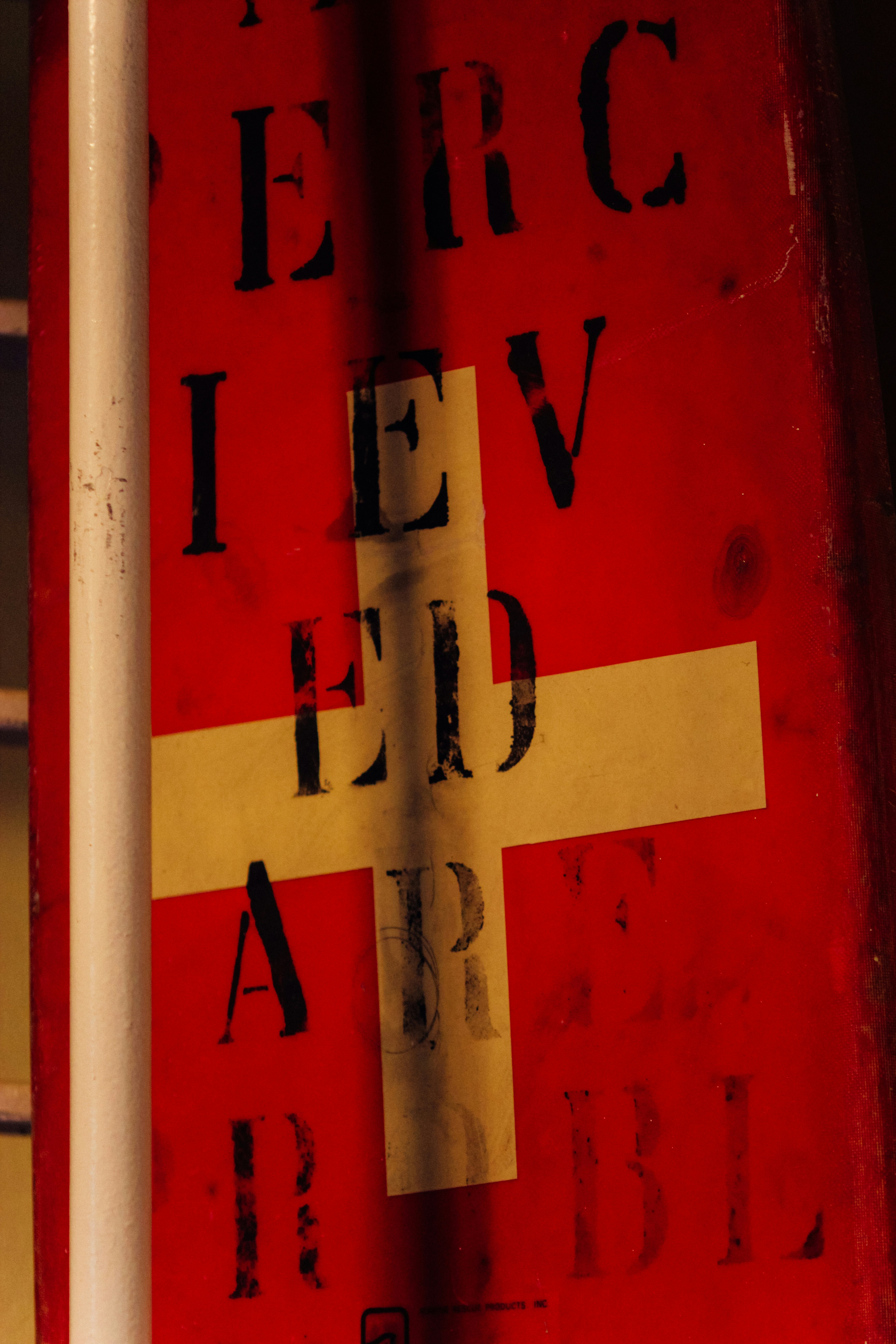 Foto Un letrero rojo con una cruz blanca en él – Imagen Símbolo gratis ...