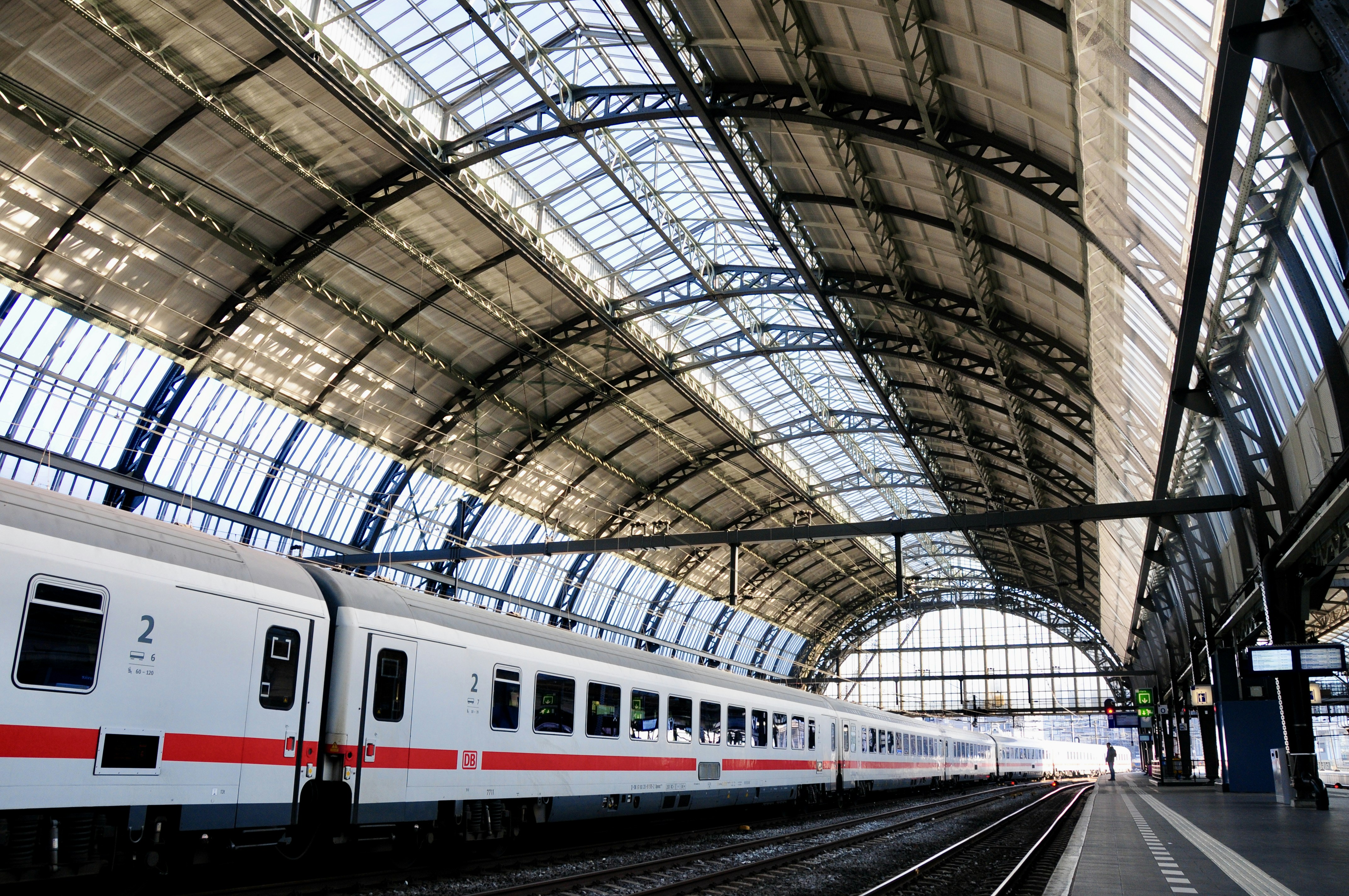 Train rouge et blanc dans la gare photo – Photo Terminal Gratuite sur ...