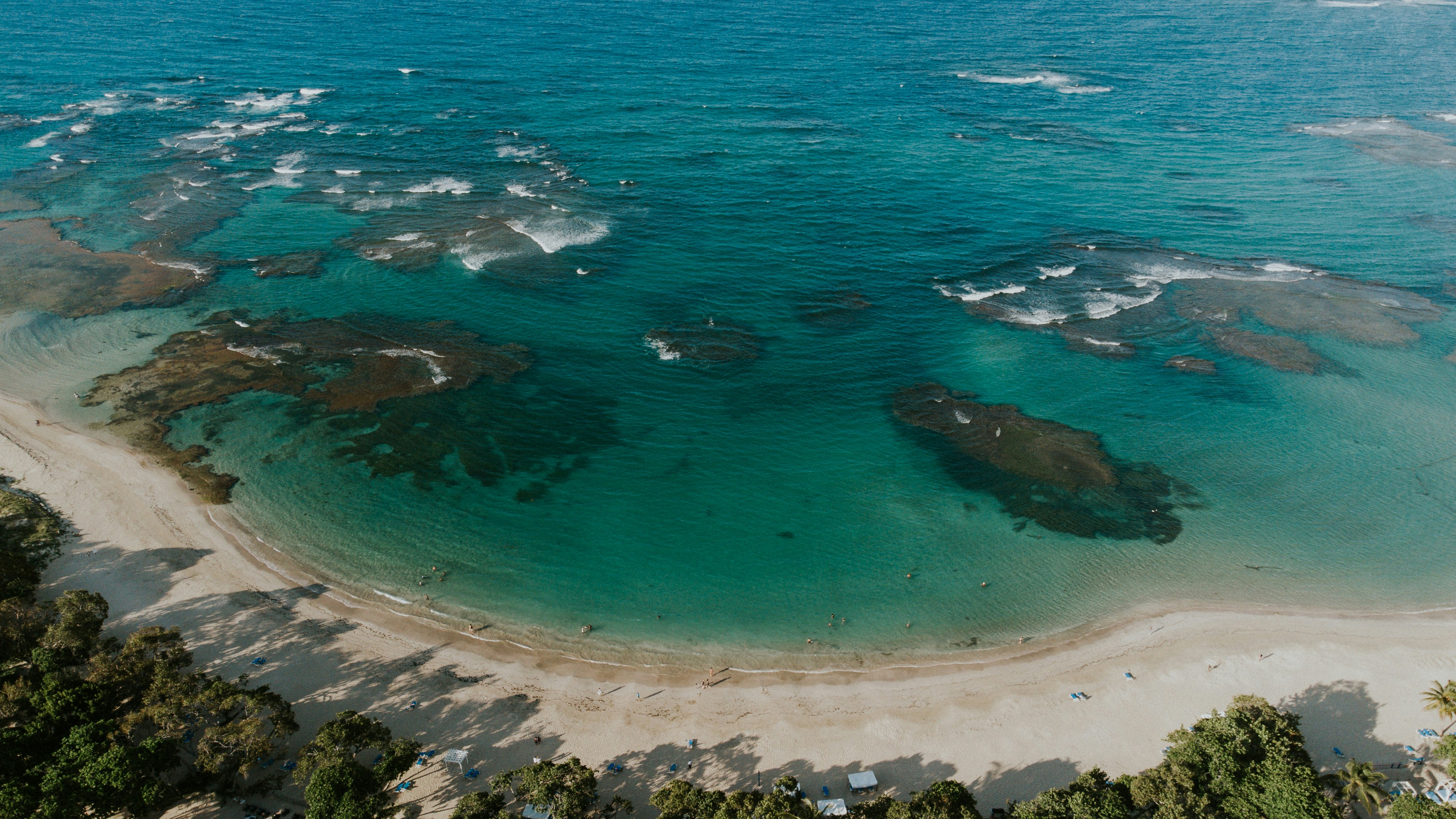 Vista aérea da praia durante o dia foto – Imagem grátis sobre Drone disparado na Unsplash