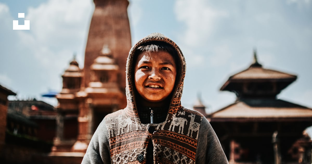 Foto Mujer Con Hiyab Marrón Y Rojo Imagen Arquitectura Gratis En Unsplash